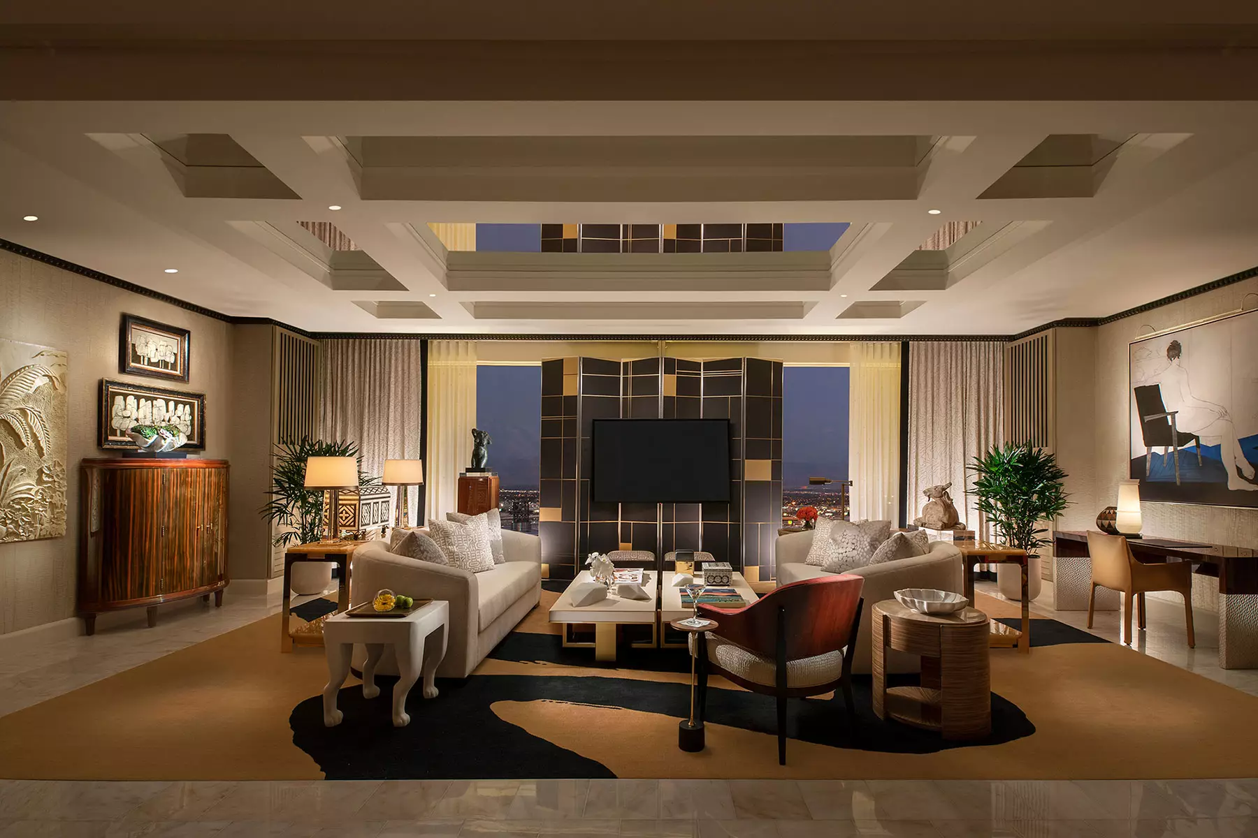 Awọn ifilelẹ ti awọn alãye yara ni Salon Suite ni The Wynn