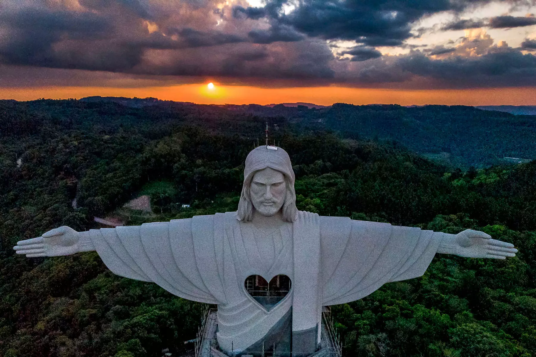 Vista de la estatua de Cristo Protector en construcción en Encantado, estado de Rio Grande do Sul, Brasil