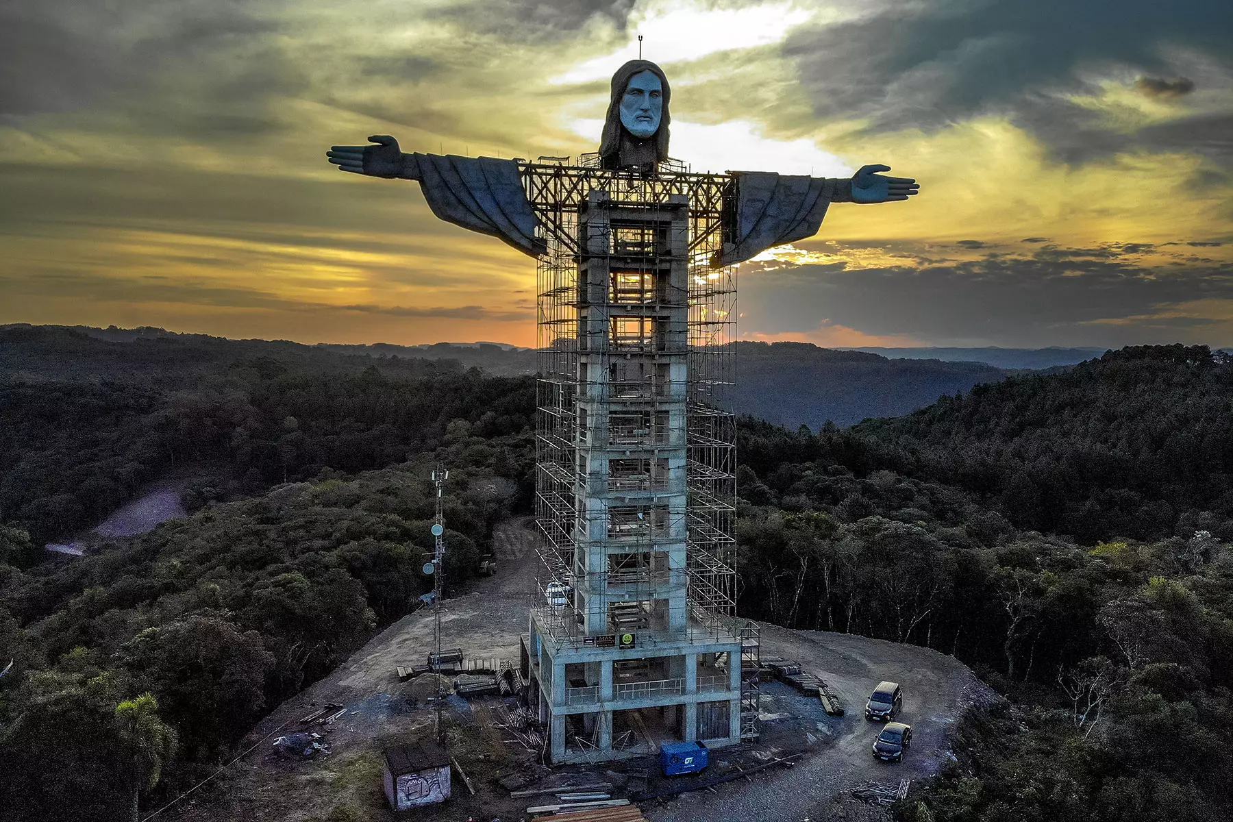 Vista de una estatua de Cristo que se está construyendo en Encantado, estado de Rio Grande do Sul, Brasil