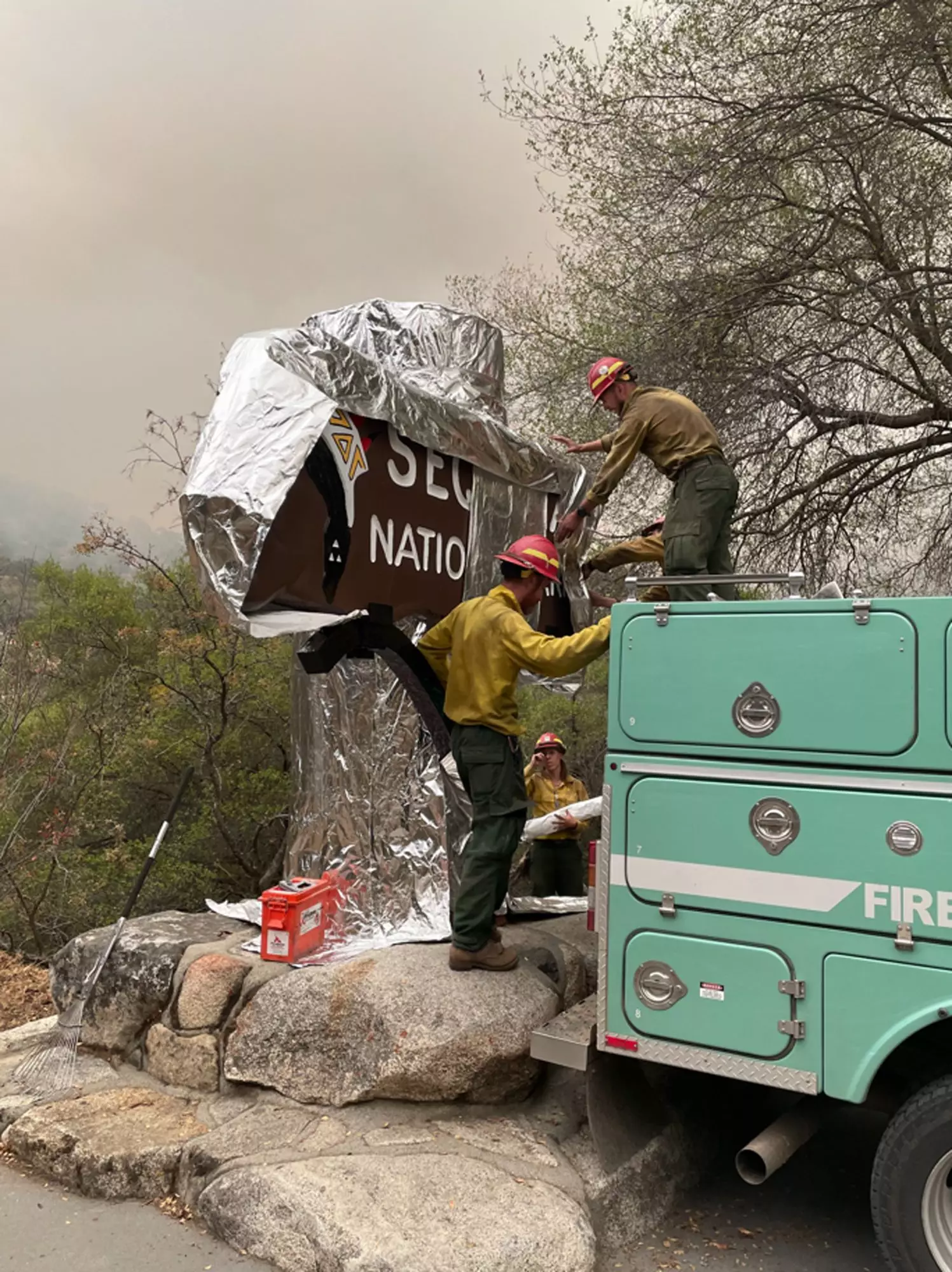 Els bombers han col·locat una làmina protectora sobre el cartell històric del Parc Nacional de Sequoia