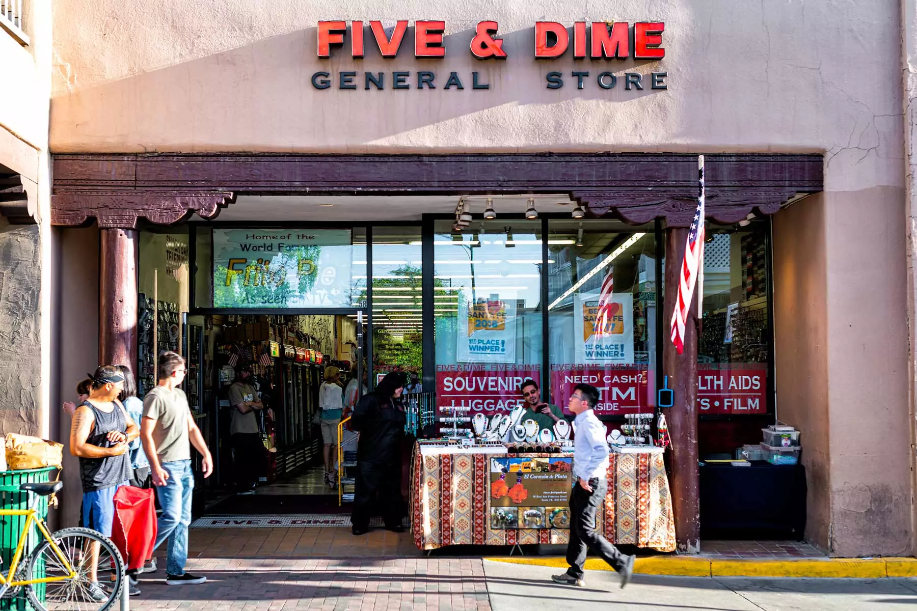 Shop store sinjal għal ħames u dime fit-triq tal-belt il-qadima fil-belt ta 'New Mexico ta' l-Istati Uniti b'arkitettura stil adobe