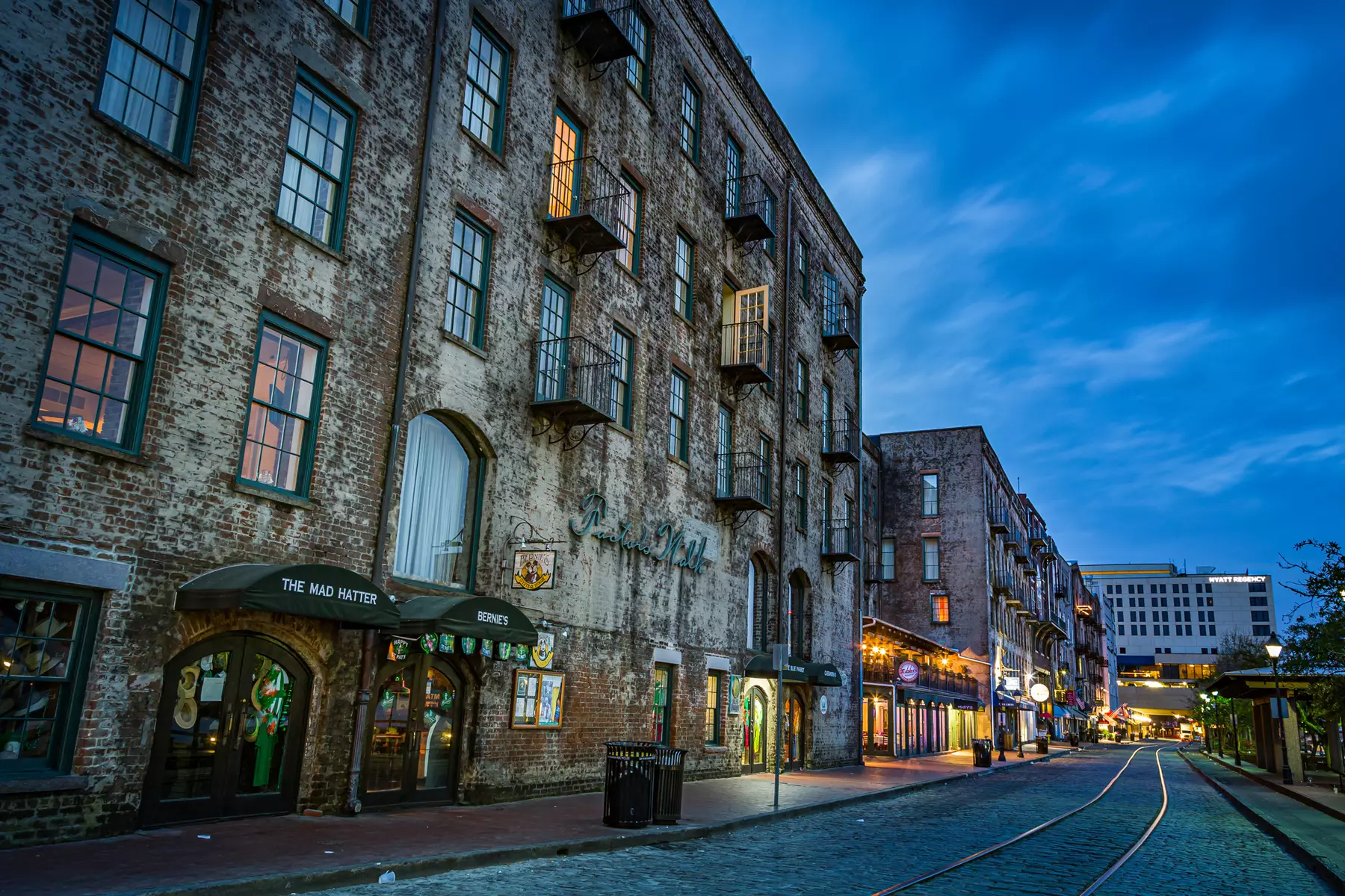 River Street i le afiafi i Savannah, Georgia