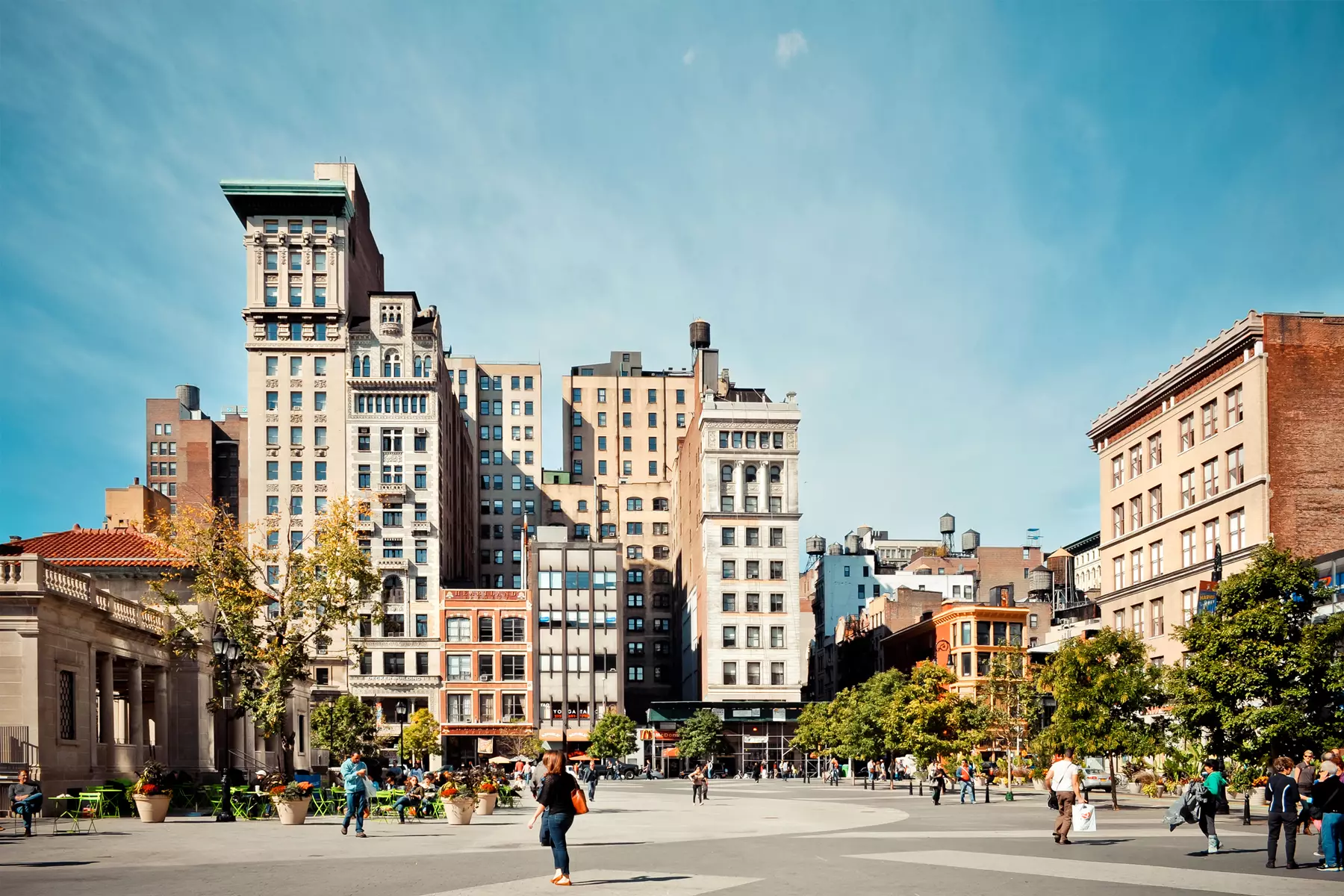 Union Square eta 17th Street-en iparraldeko muturra New Yorkeko arratsalde eguzkitsu batean.