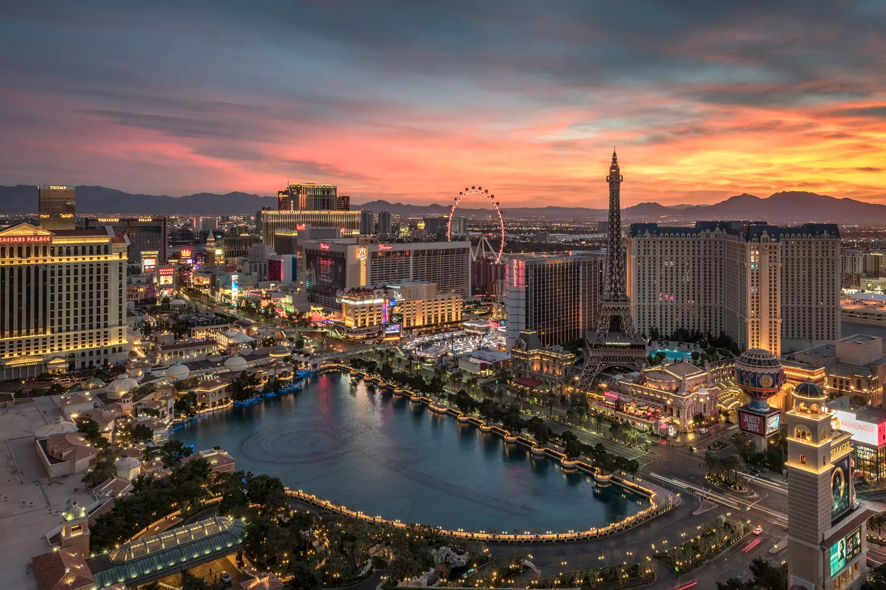 ទីក្រុង Las Vegas ទិដ្ឋភាពពីលើអាកាសពេលព្រលប់នៃ The Strip