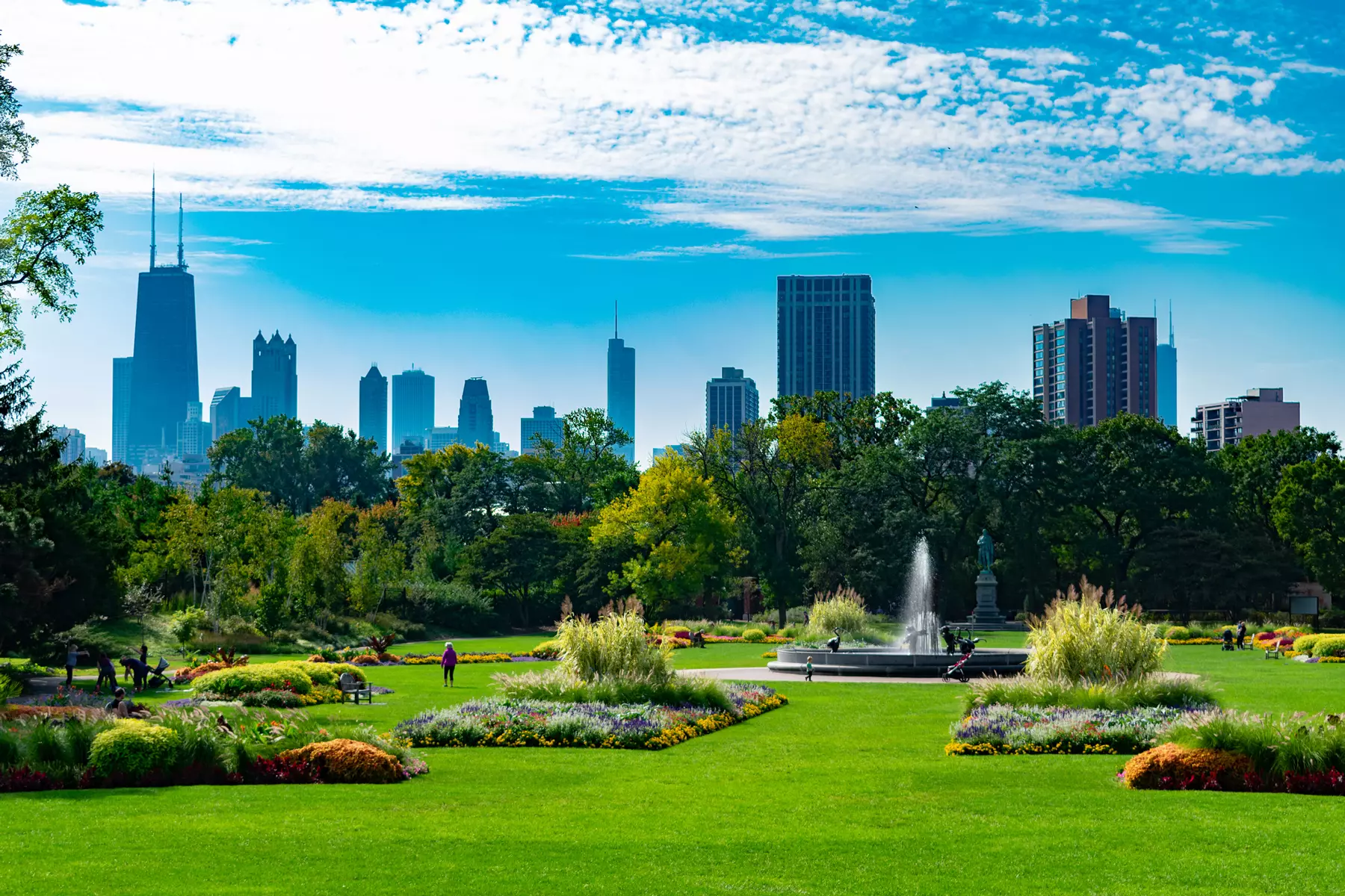 Summer Garden Scene yn Lincoln Park Chicago mei de Skyline