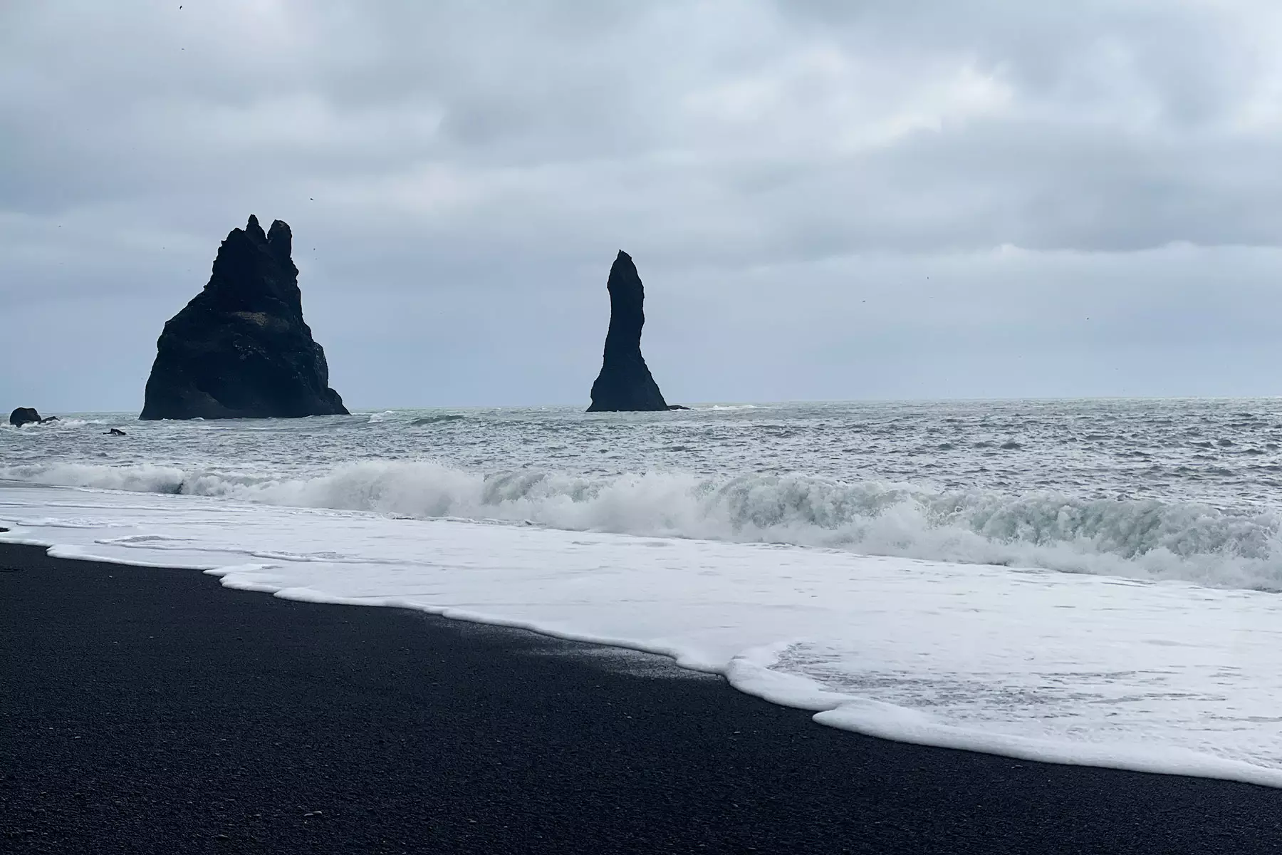 A Reynisfjara fekete homokos strand Izlandon