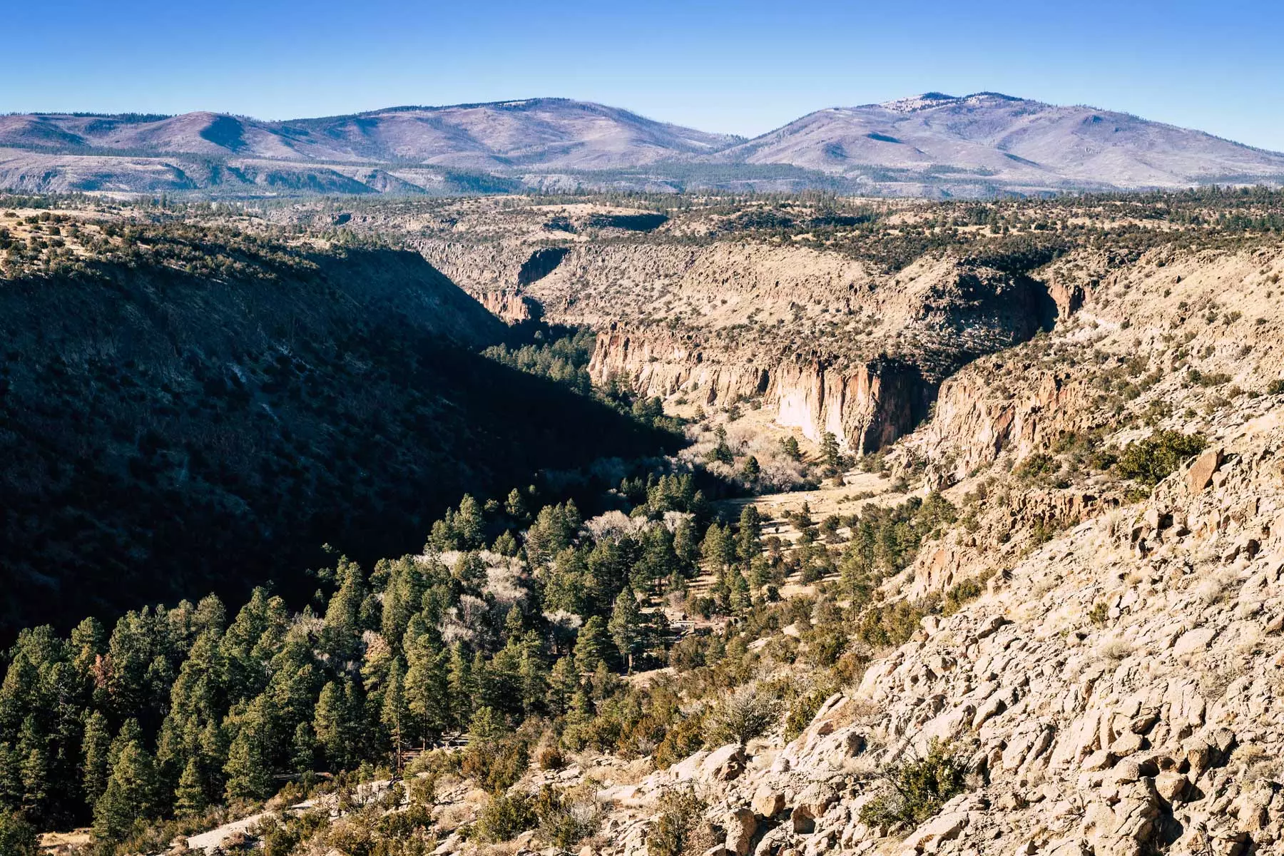 Radharc sárscéimhe ar Frijoles Canyon i Séadchomhartha Náisiúnta Bandelier, Nua-Mheicsiceo