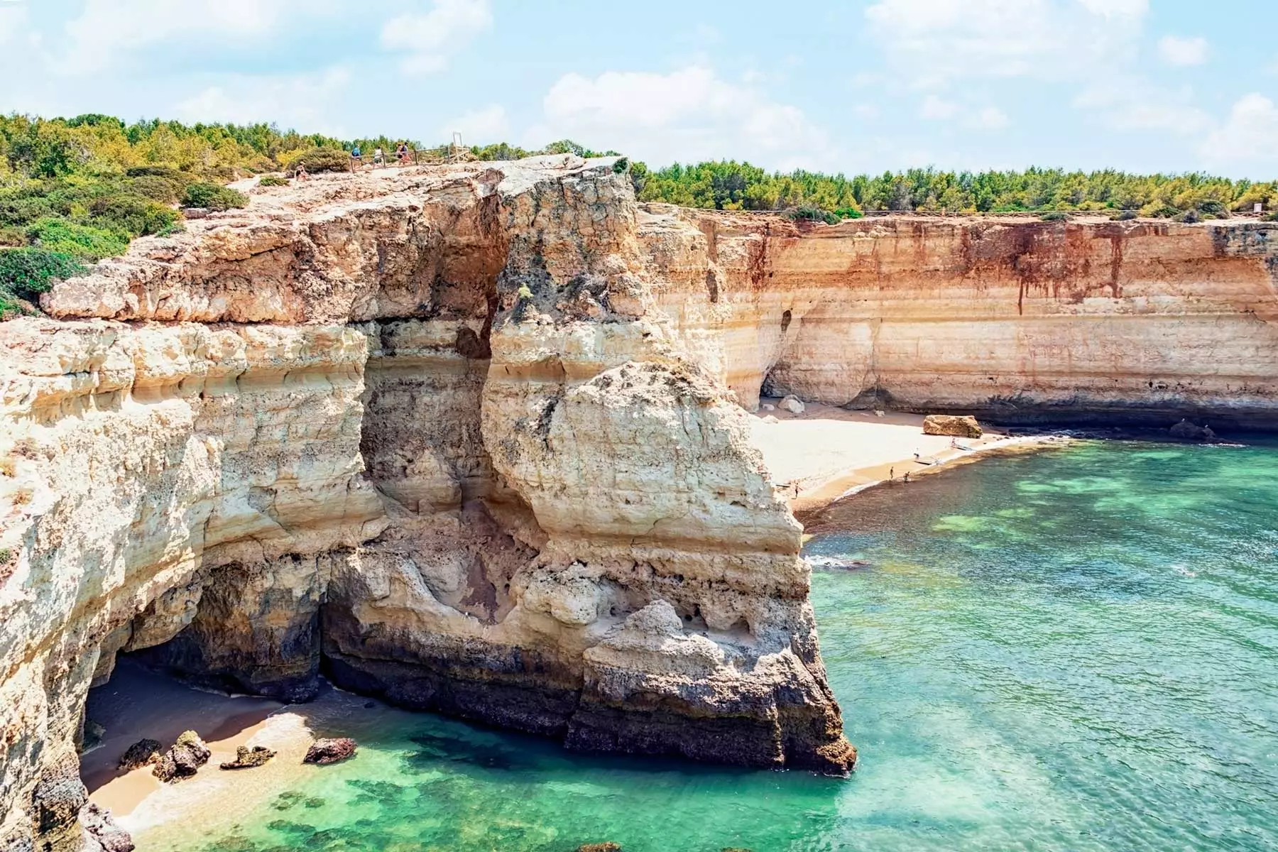 Benagil strand aan de Atlantische kust, Algarve, in Portugal.