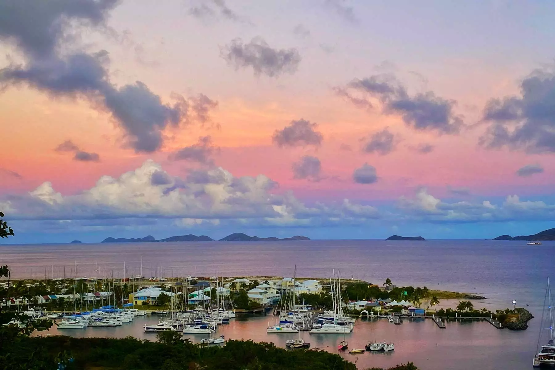 Lanitra milentika tsara tarehy ao amin'ny BVI miaraka amin'ny sambo eo aloha