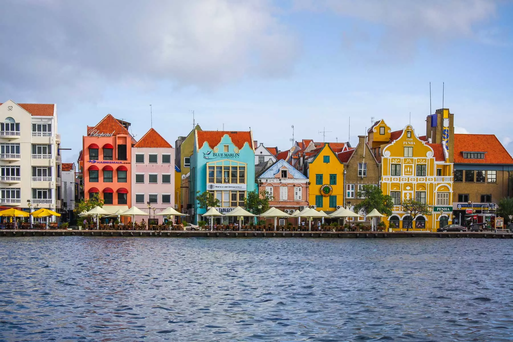 Panoramic reba imyubakire yamabara muri Willemstad, umujyi wa kera wa Otrabanda mu kirwa cya Curacao, Karayibe