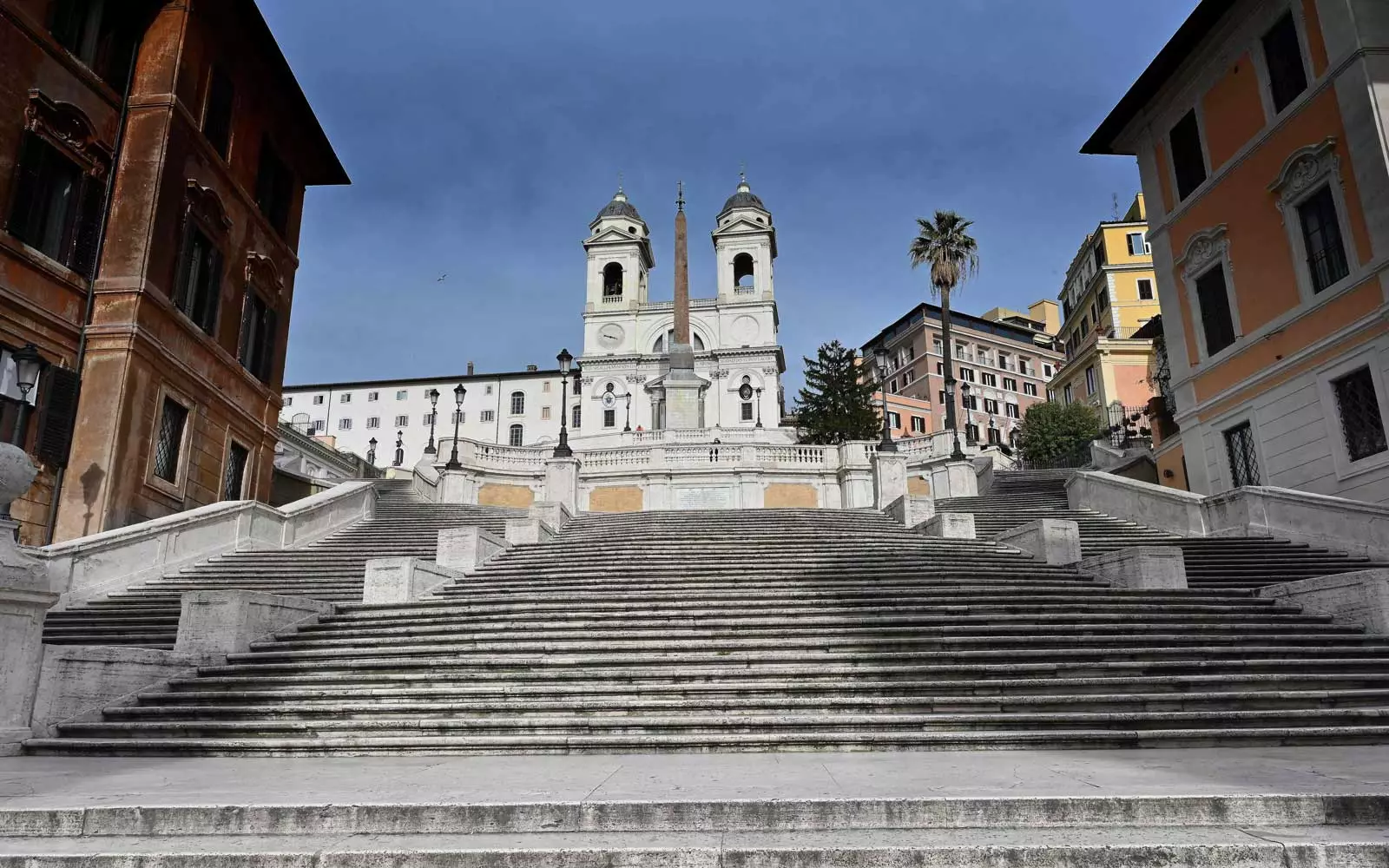 Pemandangan menunjukkan gereja Spanish Steps by Trinita dei Monti di tengah Rom pada 12 Mac 2020, ketika Itali menutup semua kedai kecuali farmasi dan kedai makanan dalam usaha terdesak untuk menghentikan penyebaran coronavirus.