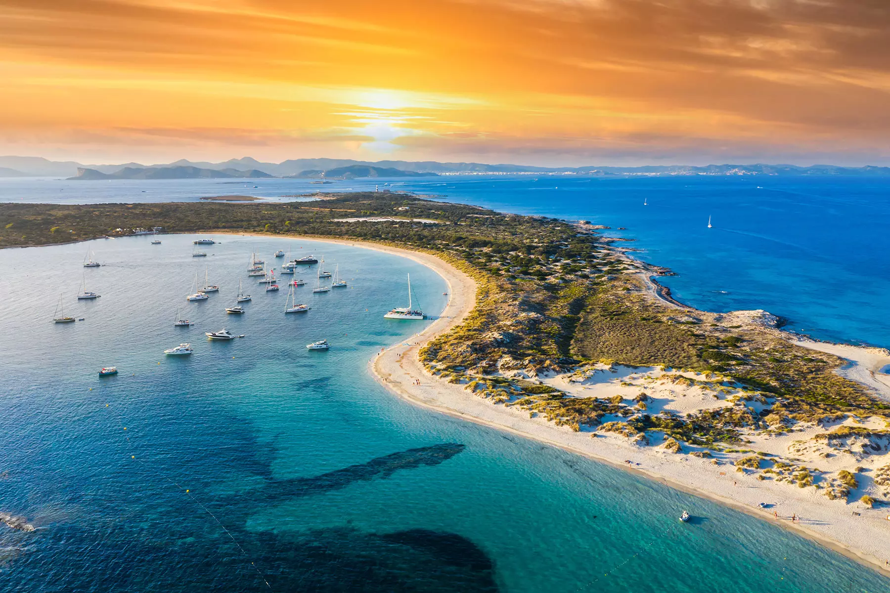 Pogled iz zraka na čisto plažo in turkizno vodo Formentere, Ibiza