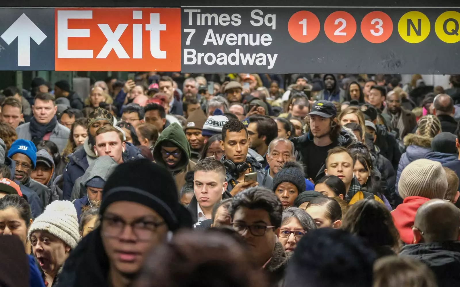 Prerušenie vodovodného potrubia v Lincolnovom centre severne od Columbus Circle na Manhattane spôsobilo v pondelok 13. januára 2020 veľké meškanie metra.