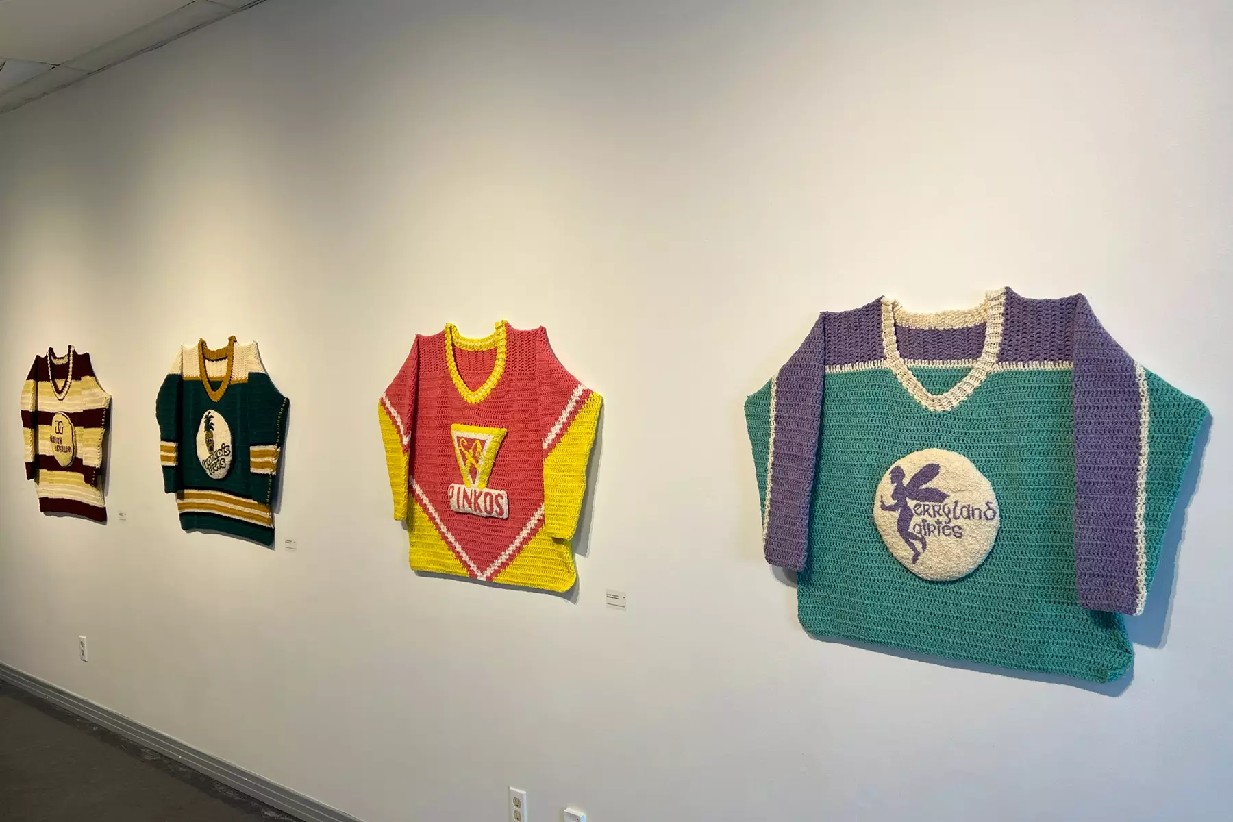 Jersey de punto para equipos de hockey Queer en exhibición en el Instituto de Arte y Cultura Klondike en Dawson City