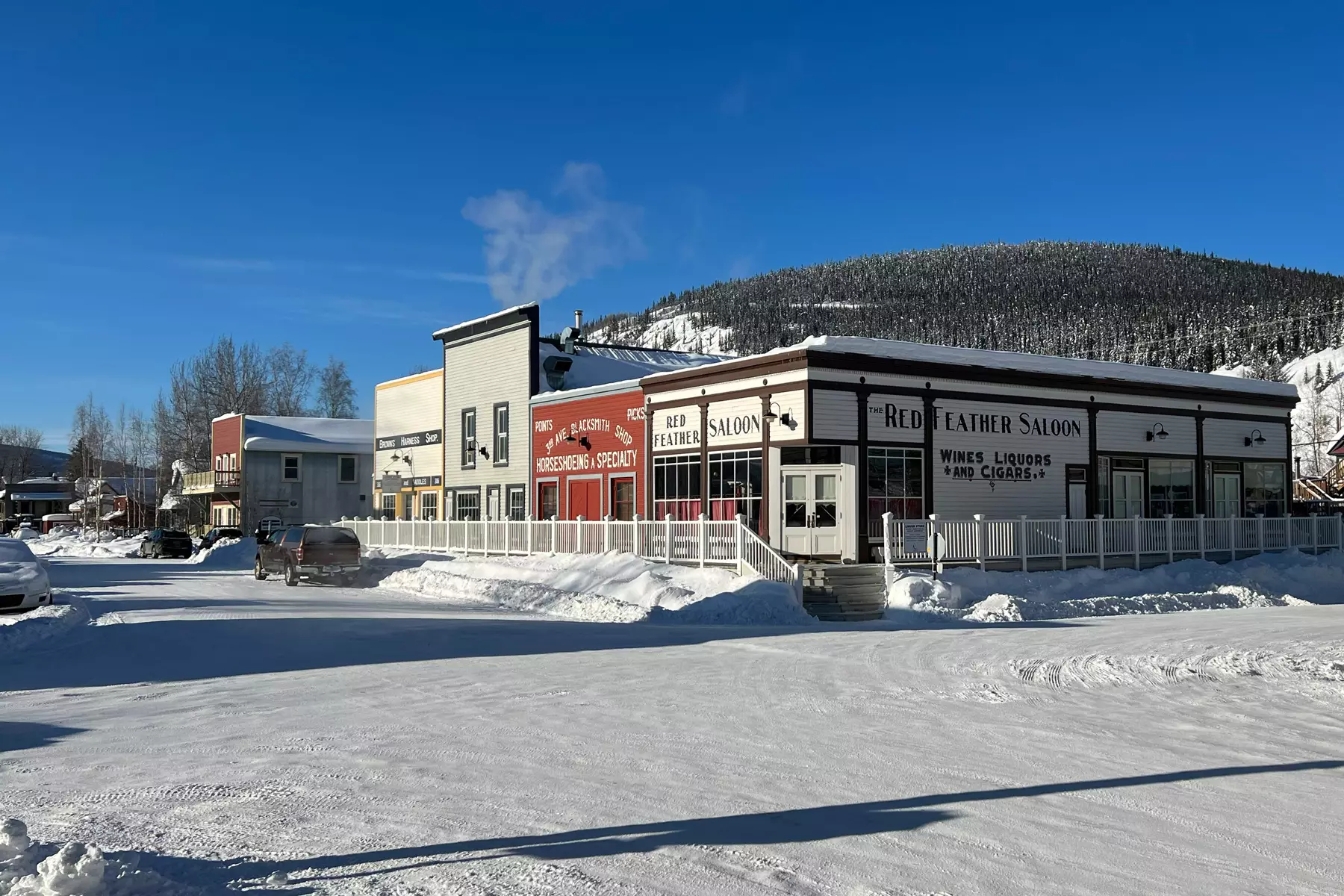 Vista de la calle céntrica cubierta de nieve en Dawson City