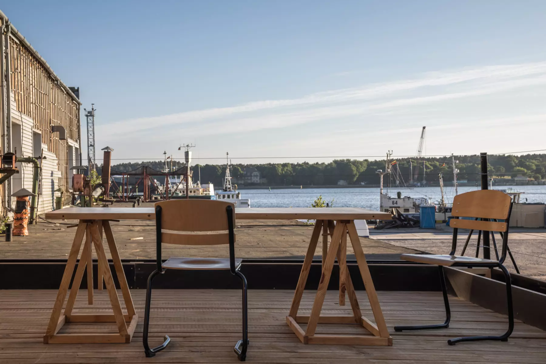 Litvanın Klaipėda şəhərindəki Curonian Lagoon_Coworking sahəsinin sahilindəki TEMA qalereyası