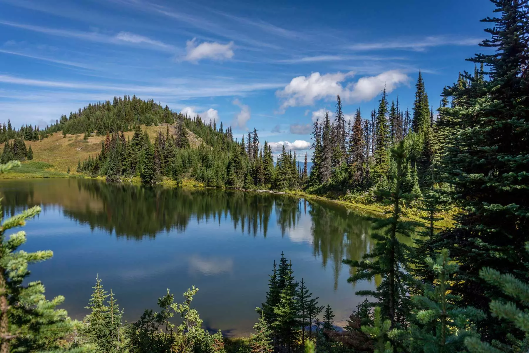 Tod Lake under en vacker himmel på en vandring till toppen av Tod Mountain i Sushwap Highlands i centrala British Columbia, Kanada