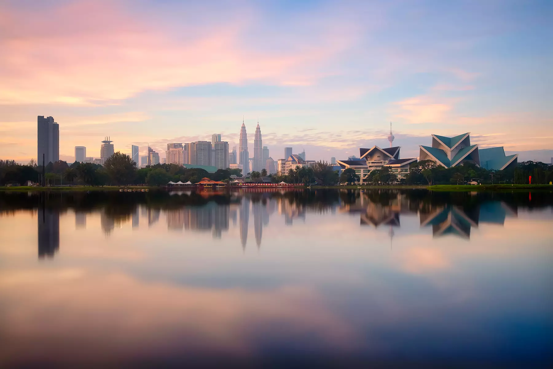 Panoramski gradski pejzaž Kuala Lumpura odražava se na jezeru iz parka Titiwangsa u Maleziji