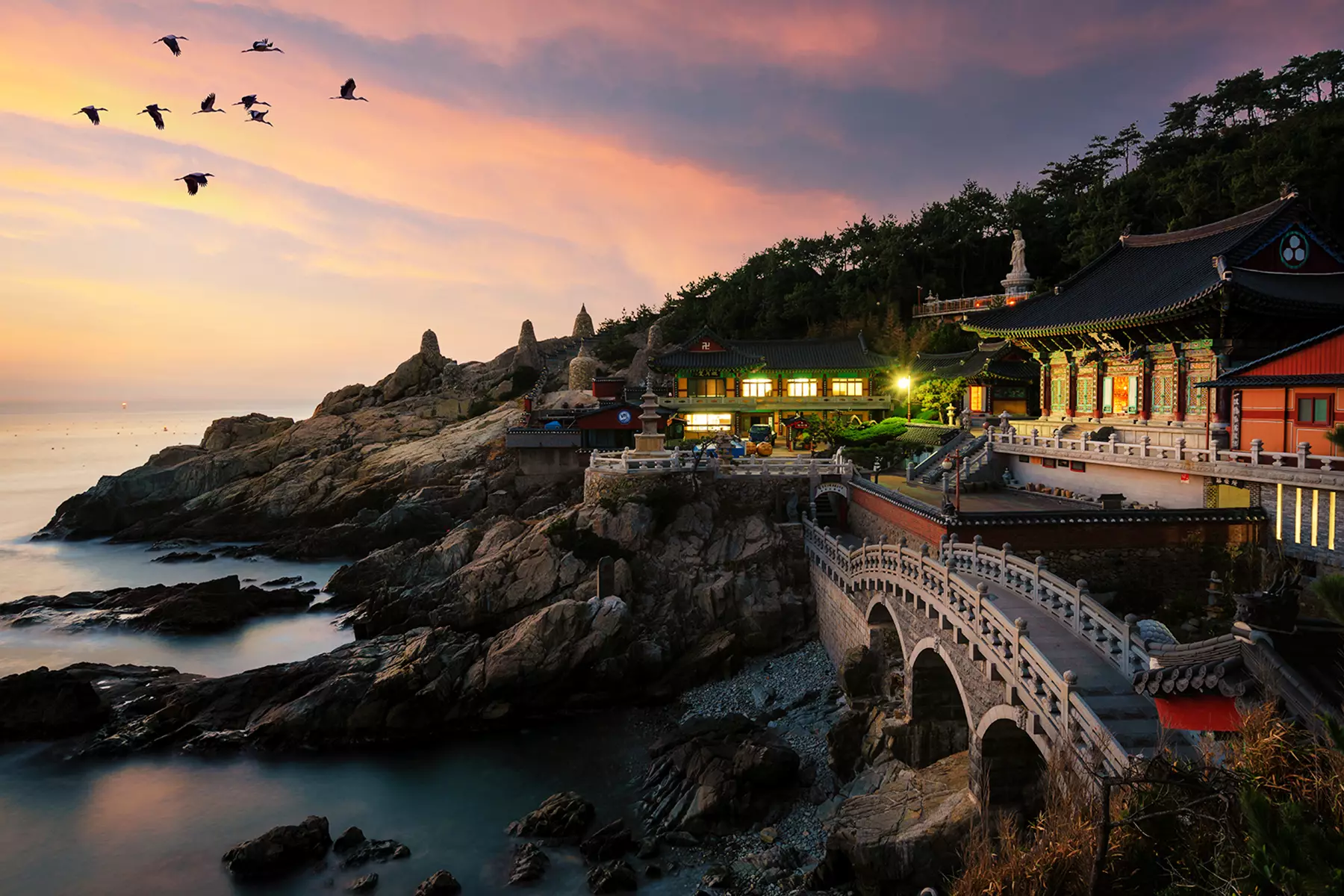 Tempulli i bukur i lindjes së diellit Haedong Yonggungsa në Busan, Koreja e Jugut.