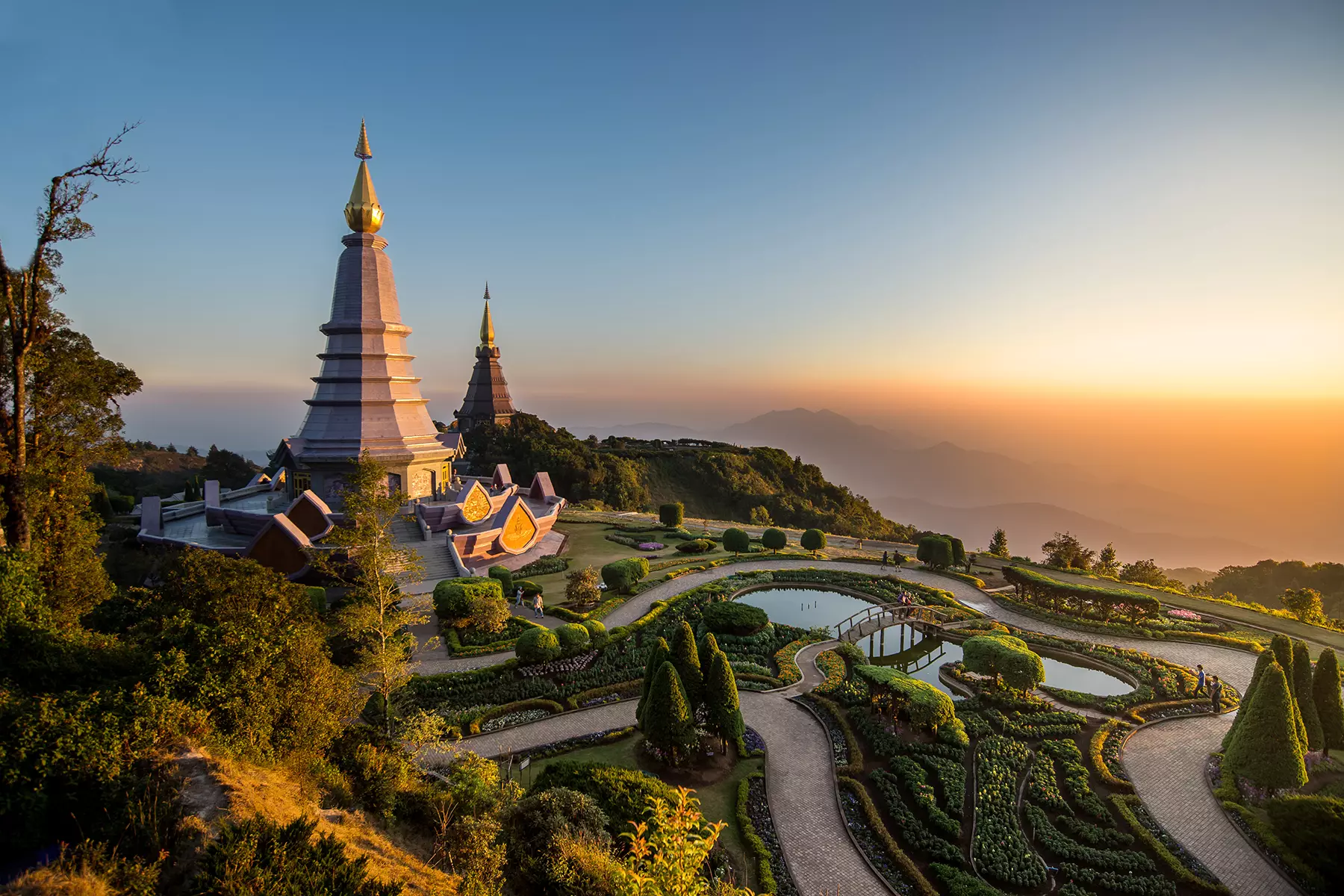 Dvi pagoda pastatyta ant kalno Chiang Mai mieste, Tailando šiaurėje saulėlydžio metu.