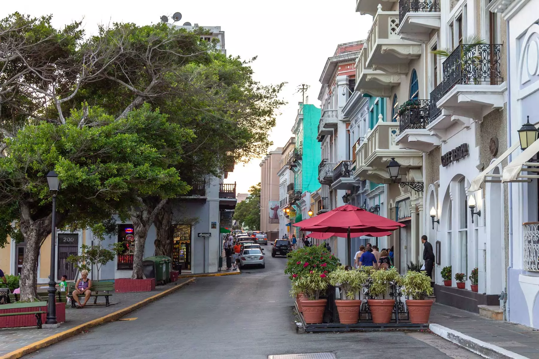 Duban facade masu launi a Old San Juan, Puerto Rico