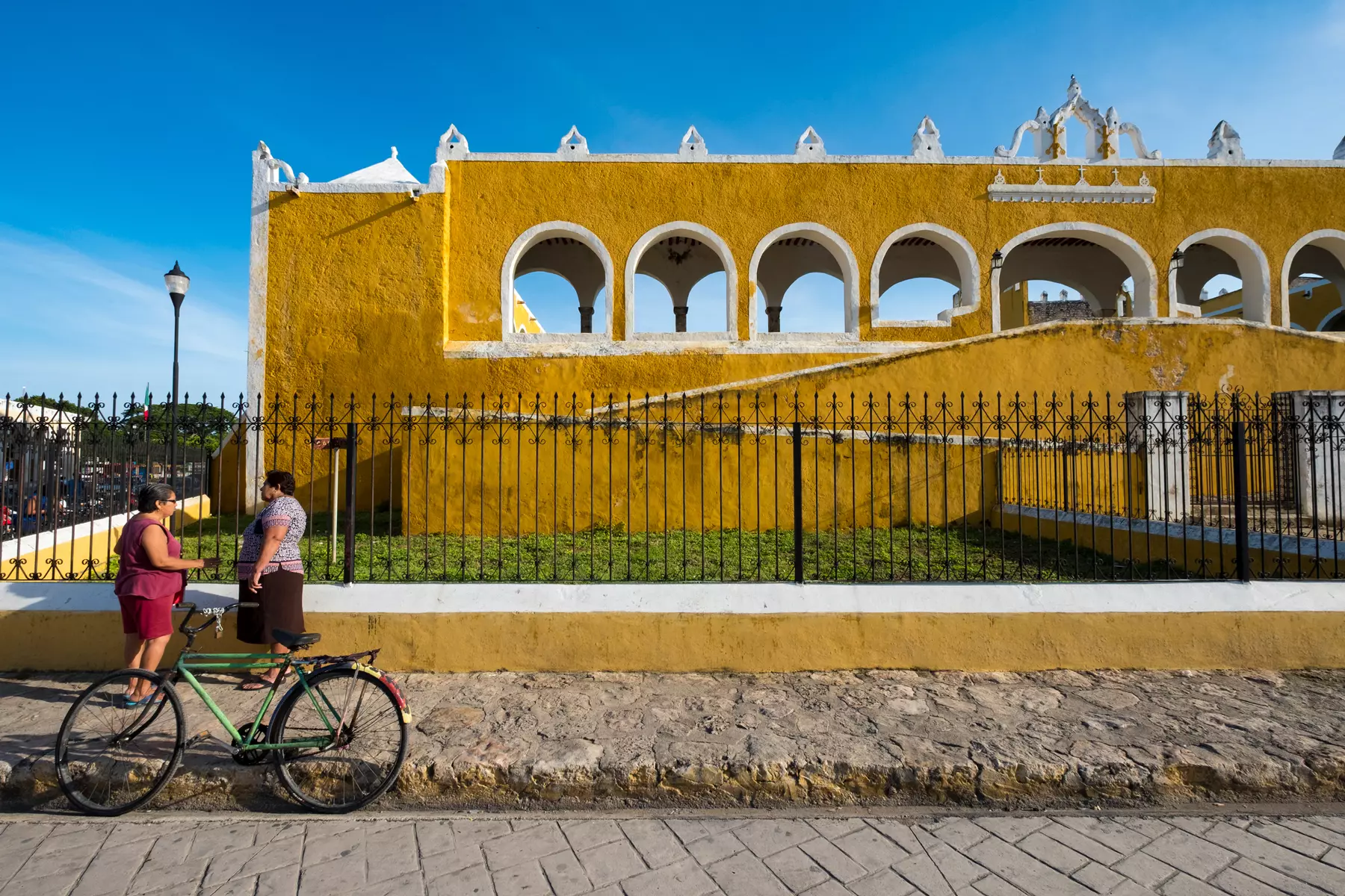 អតីតអនុវិទ្យាល័យ San Antonio de Padua នៅ Izamal, Yucatan, Mexico