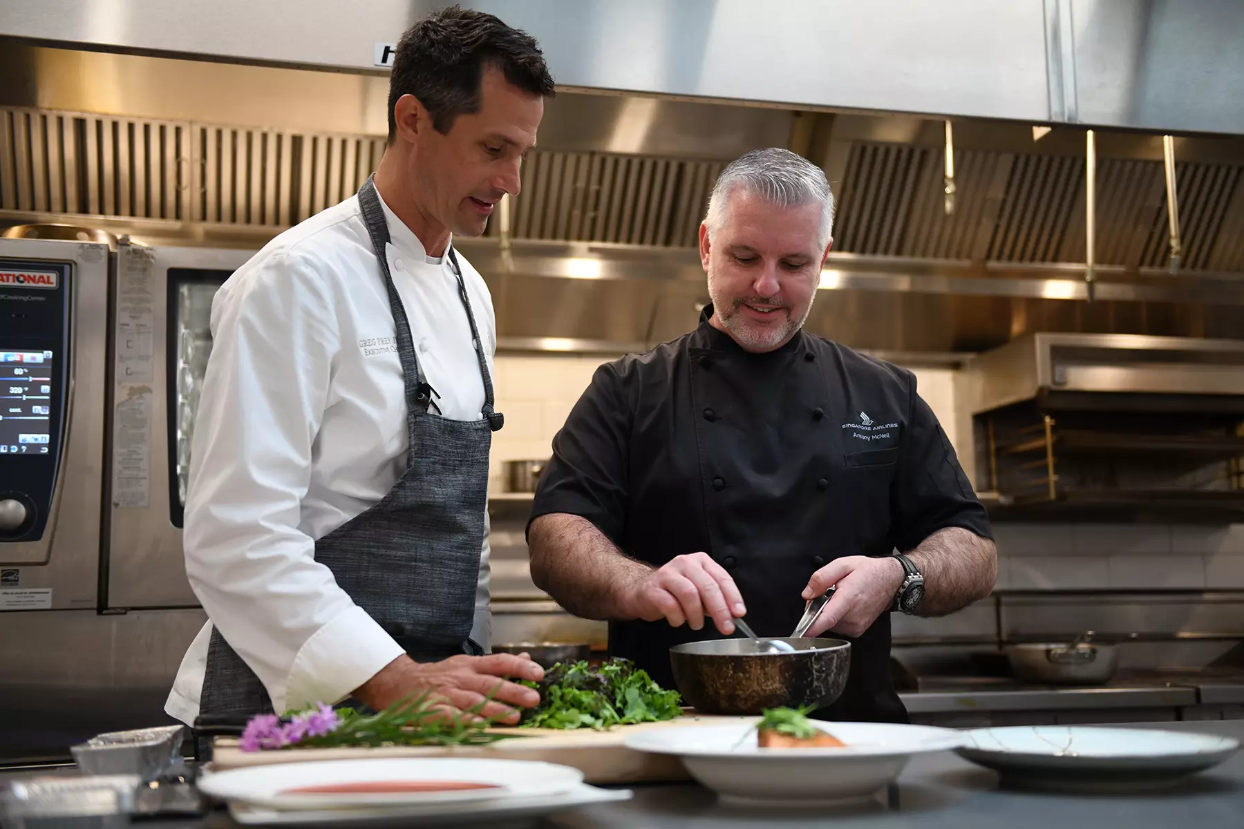 Chef menyediakan Menu Sesi Golden Door bersama Singapore Airlines