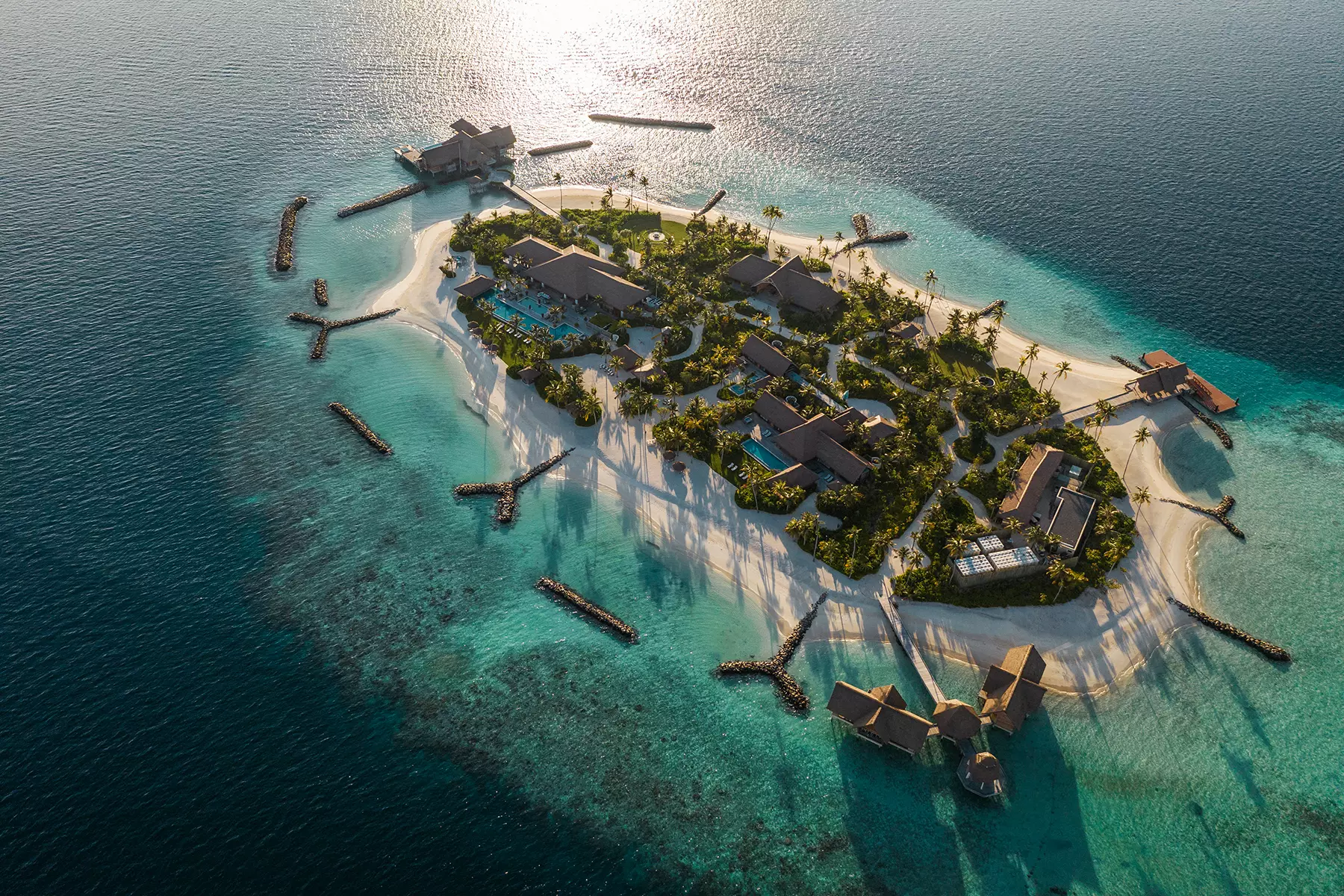 Pogled iz zraka na WA Maldive Ithaafushi Privatni otok u zalasku sunca