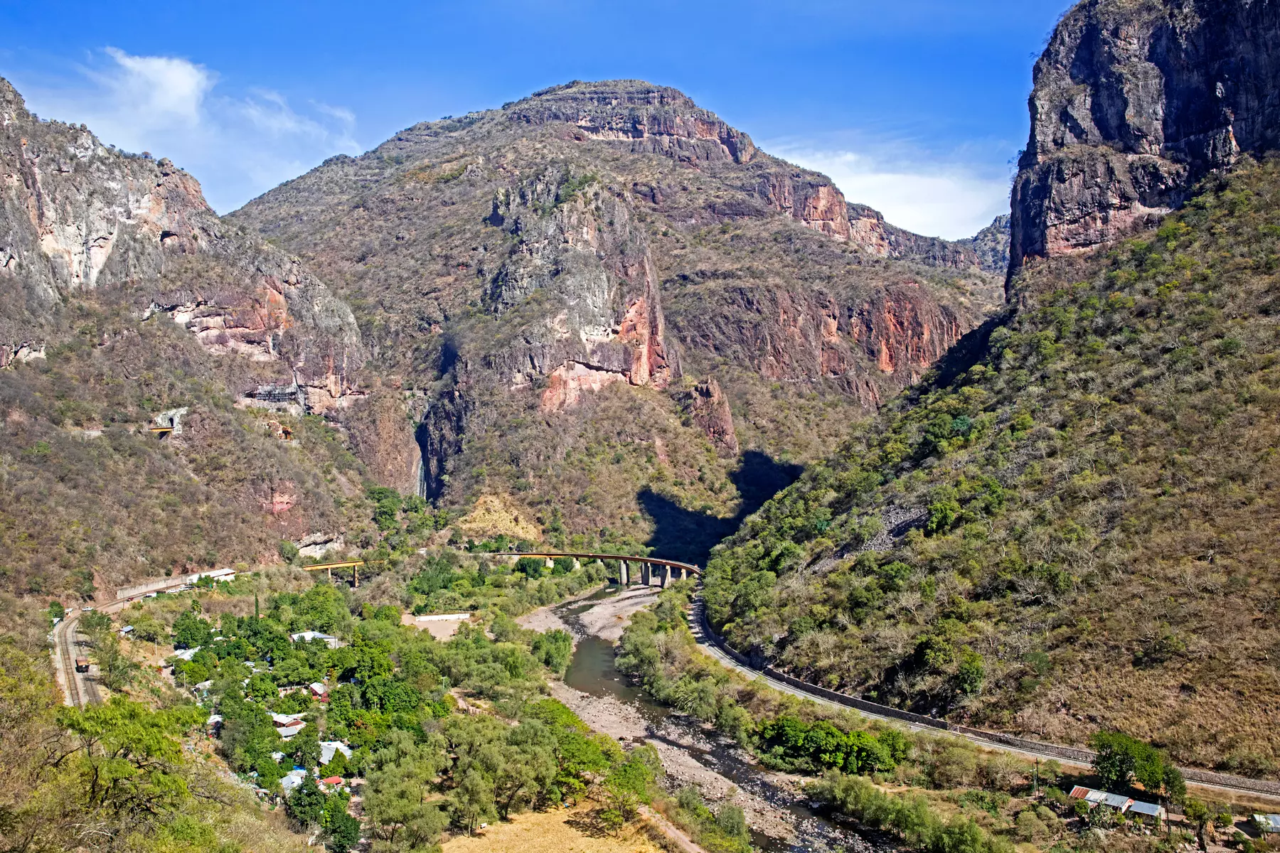 Chepe Express. El Chepe. Chihuahua Pacifico njanji inomhanya nemuCopper Canyon. Barrancas del Cobre muSierra Madre Occidental, Mexico.