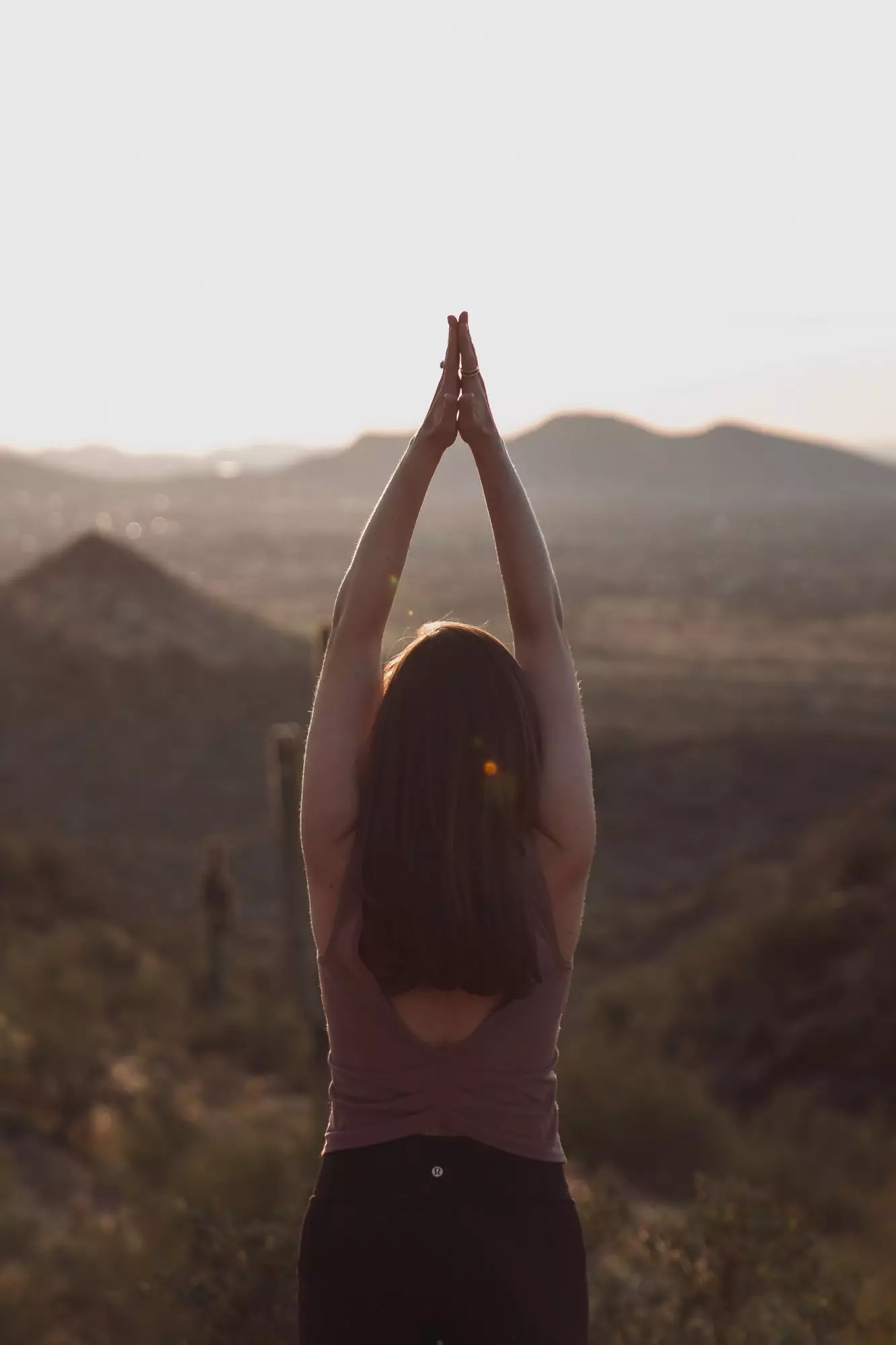 Weiblech a Yoga Pose beim Sonnenopgang