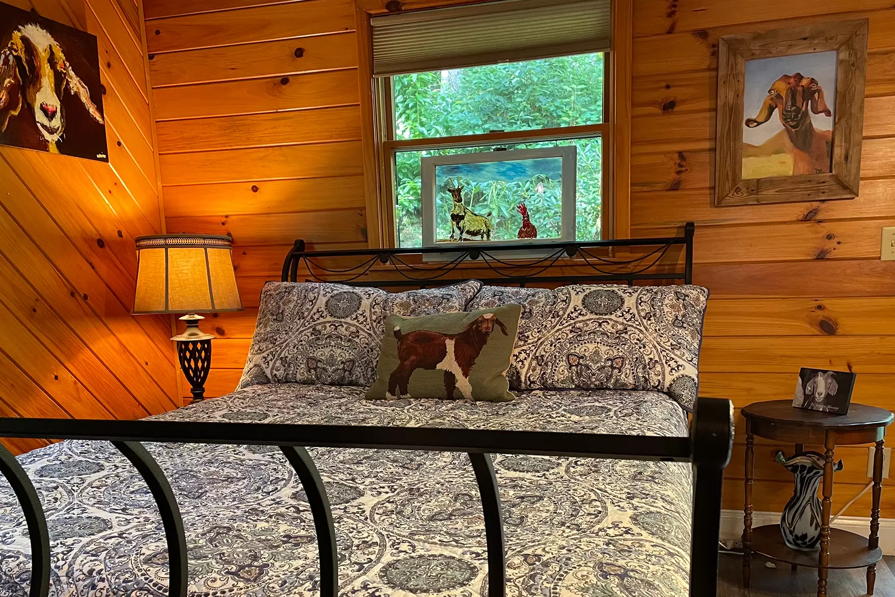 Das Schlafzimmer im The Goatel in Rabun Gap, GA