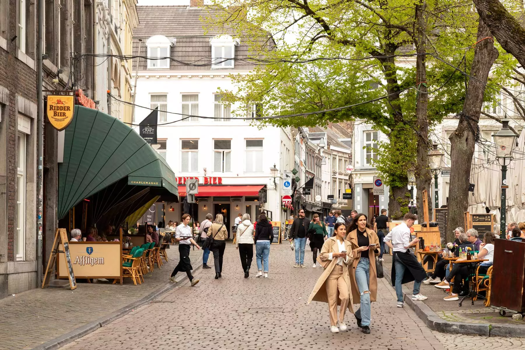 Gesellige klein straatjie met terrasse en restaurante in die middel van die historiese stad Maastricht.