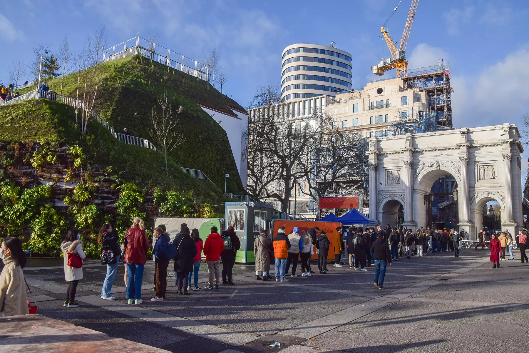 Naglinya ang mga tawo aron makita ang Marble Arch Mound sa katapusang adlaw sa wala pa kini pagsira.