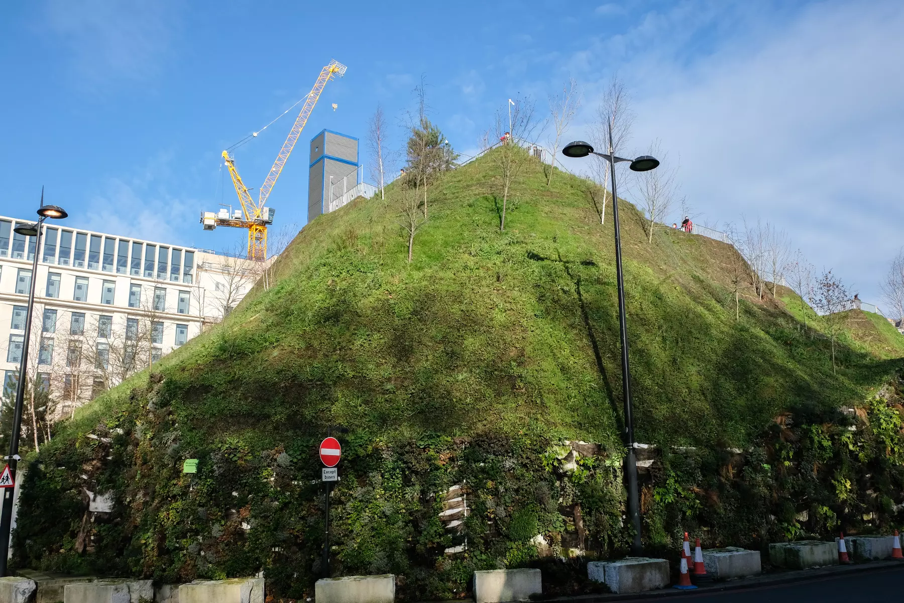 Roja paşîn a Mermer Arch Mound, wekî nîşana herî xirab a Londonê tê hesibandin