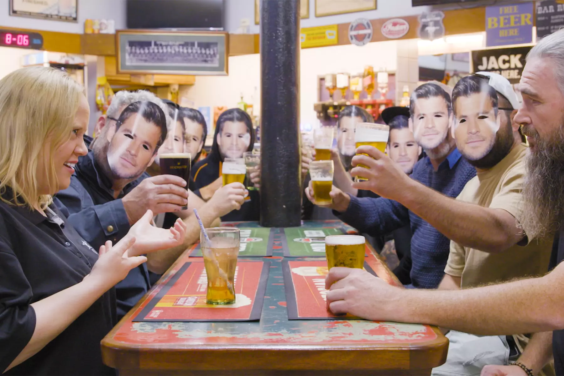 Gente en el pub sosteniendo cervezas con máscaras de Chris.