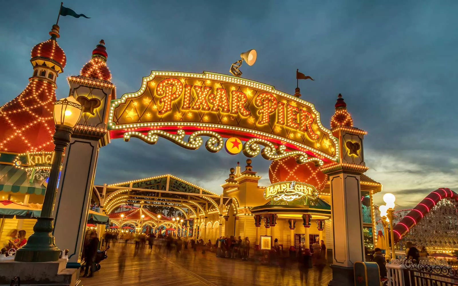 Der Pixar Pier im California Adventure im Disneyland in Kalifornien