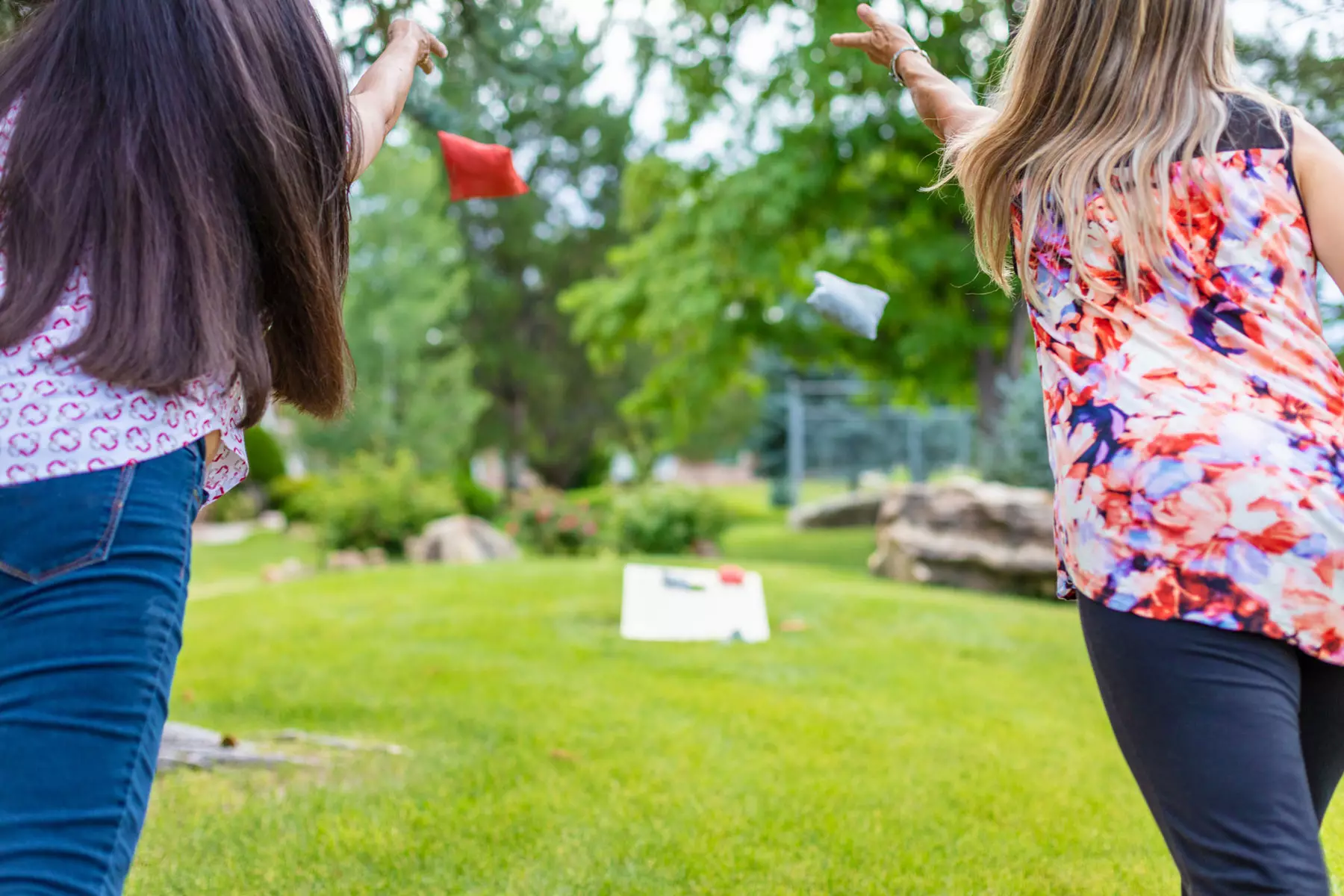 žene koje se igraju corn hole