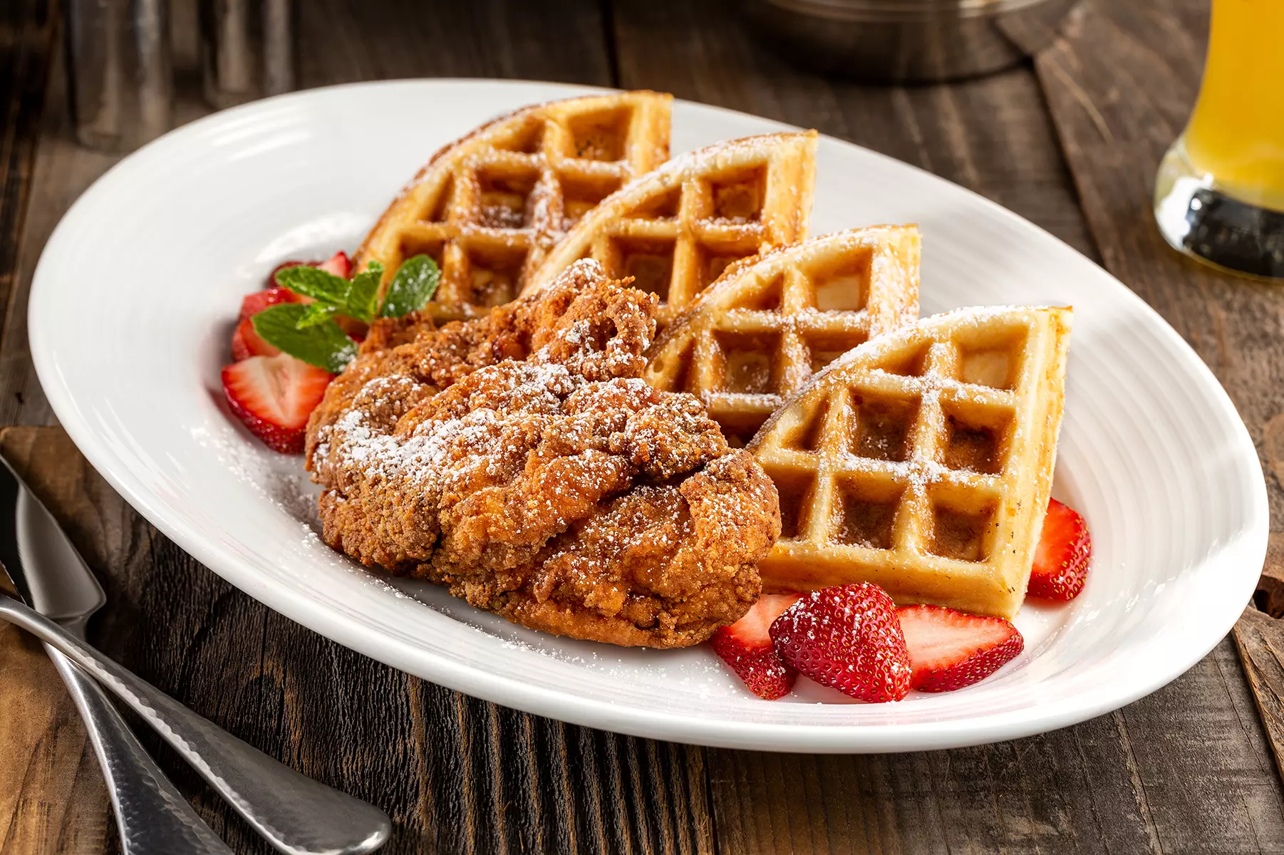 Sepinggan ayam dan wafel dihiasi dengan strawberi