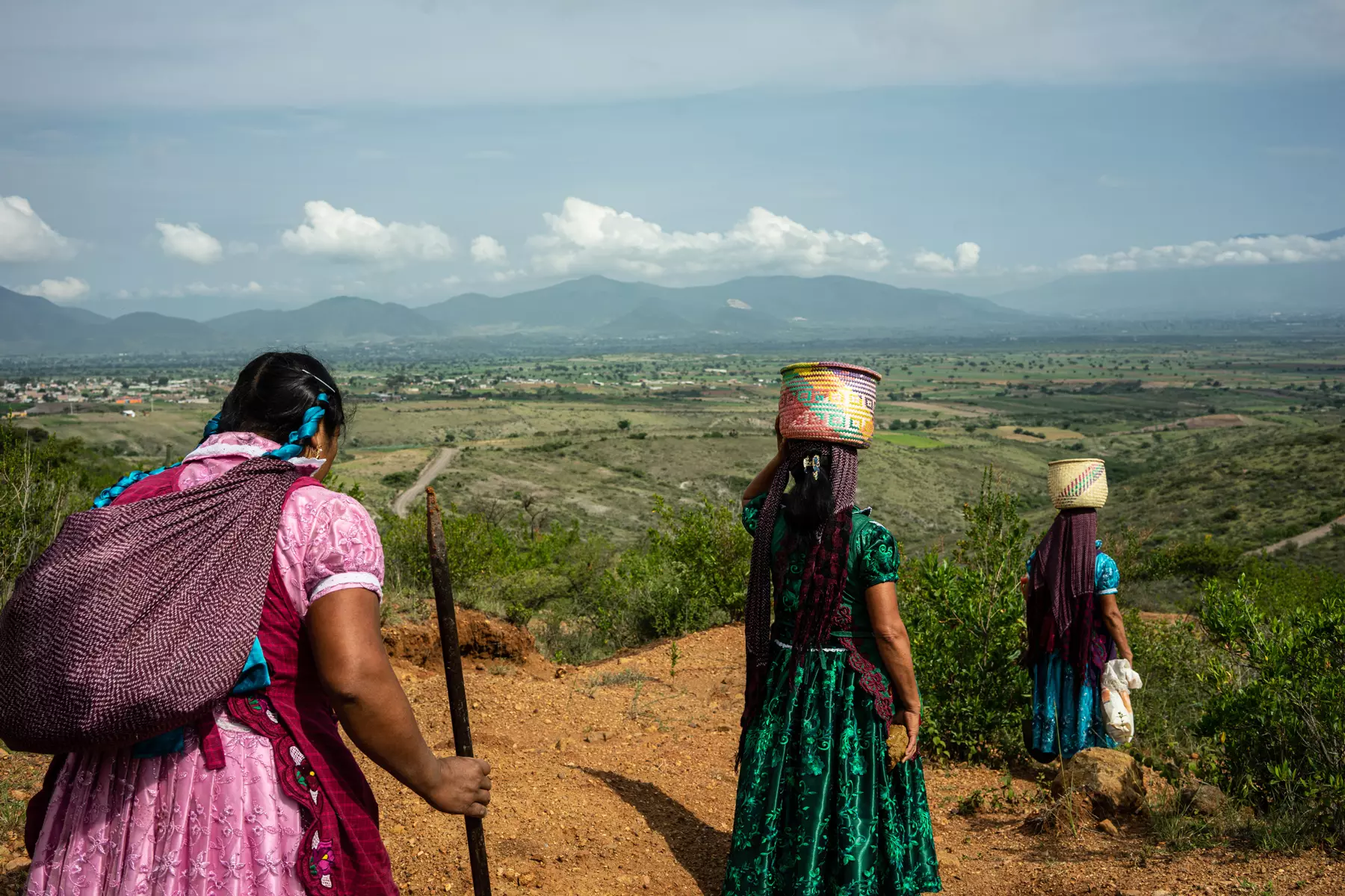 Anëtarët e 'Red Clay Women' mbajnë depozita natyrore balte në fshatin Zapotec të San Marcos Tlapazola, shteti Oaxaca, Meksikë