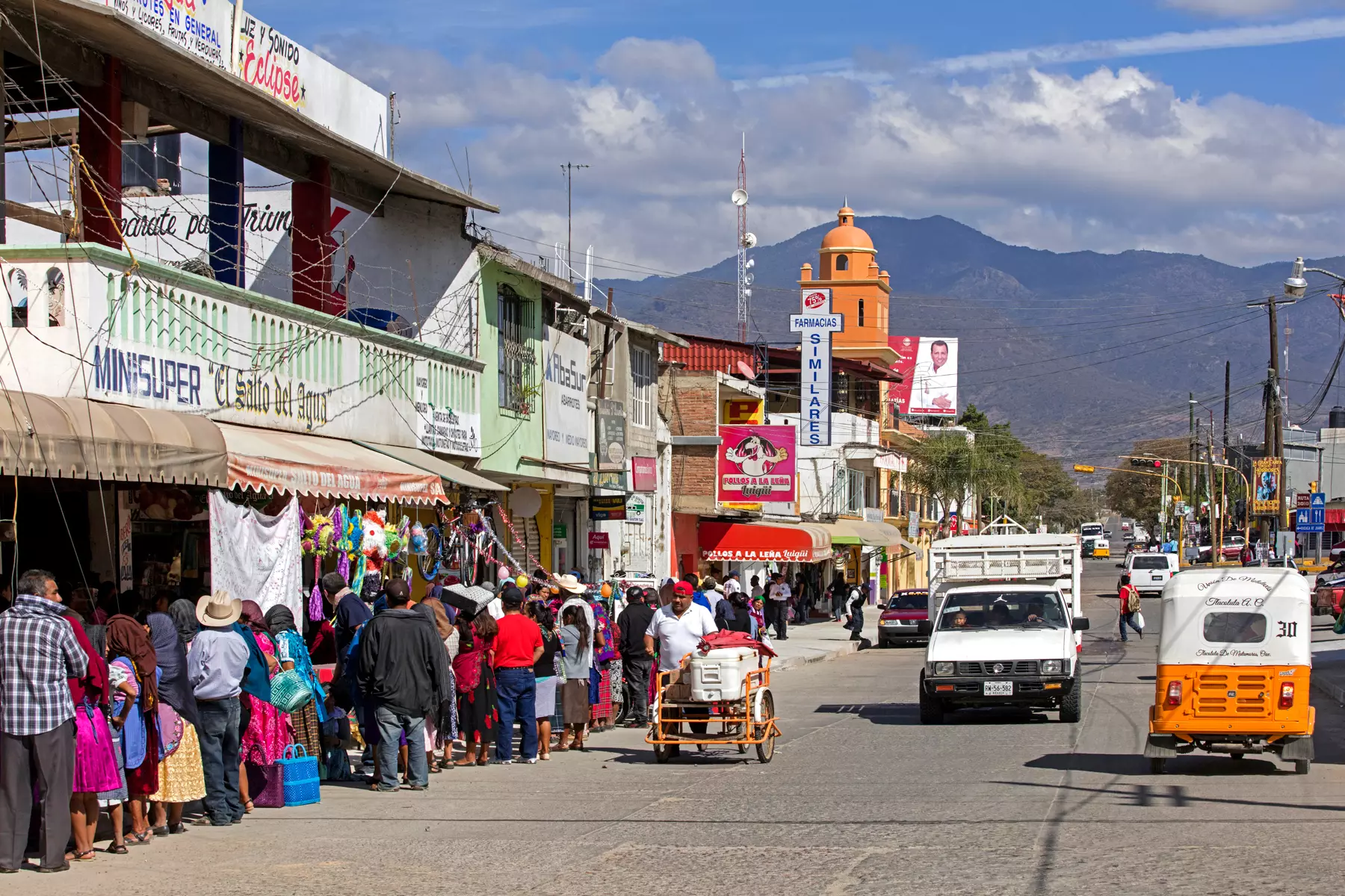 Rrugë me tezga tregu në qytetin Tlacolula de Matamoros, Oaxaca, Meksika jugperëndimore
