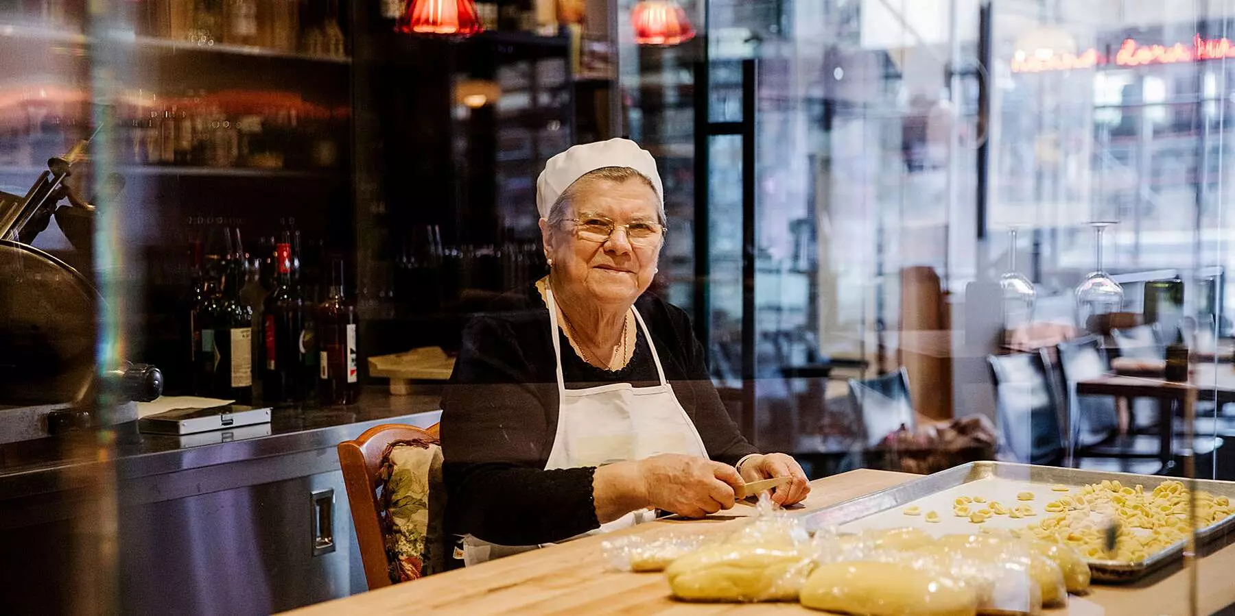 یہ نیا NYC ریستوراں ایک 86 سالہ نونا چلا رہا ہے جو روزانہ تازہ پاستا بناتی ہے۔