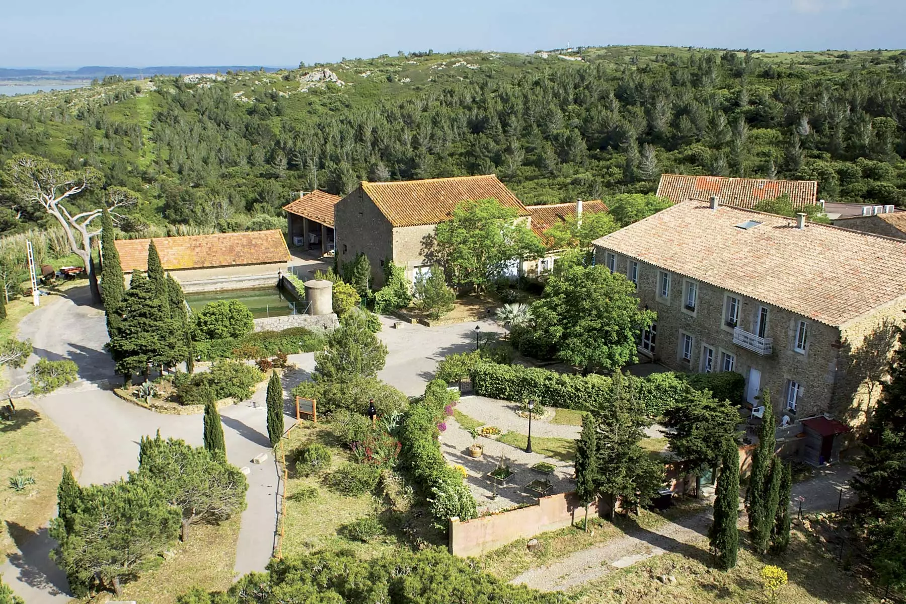 Usa ka aerial view sa madamgo nga European chateau