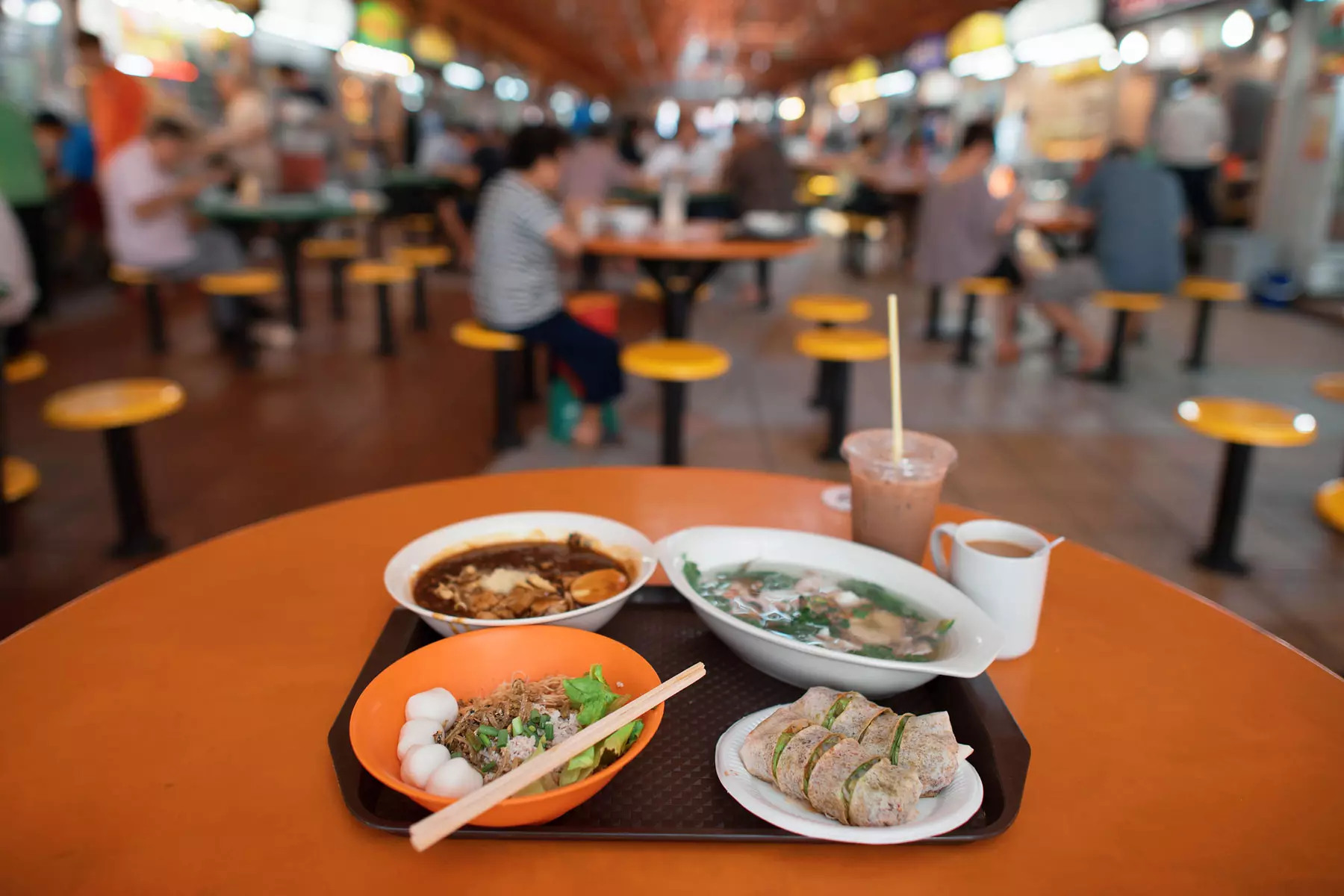 SingaporeFood market table avec un plateau de 4 assiettes alimentaires et 2 boissons