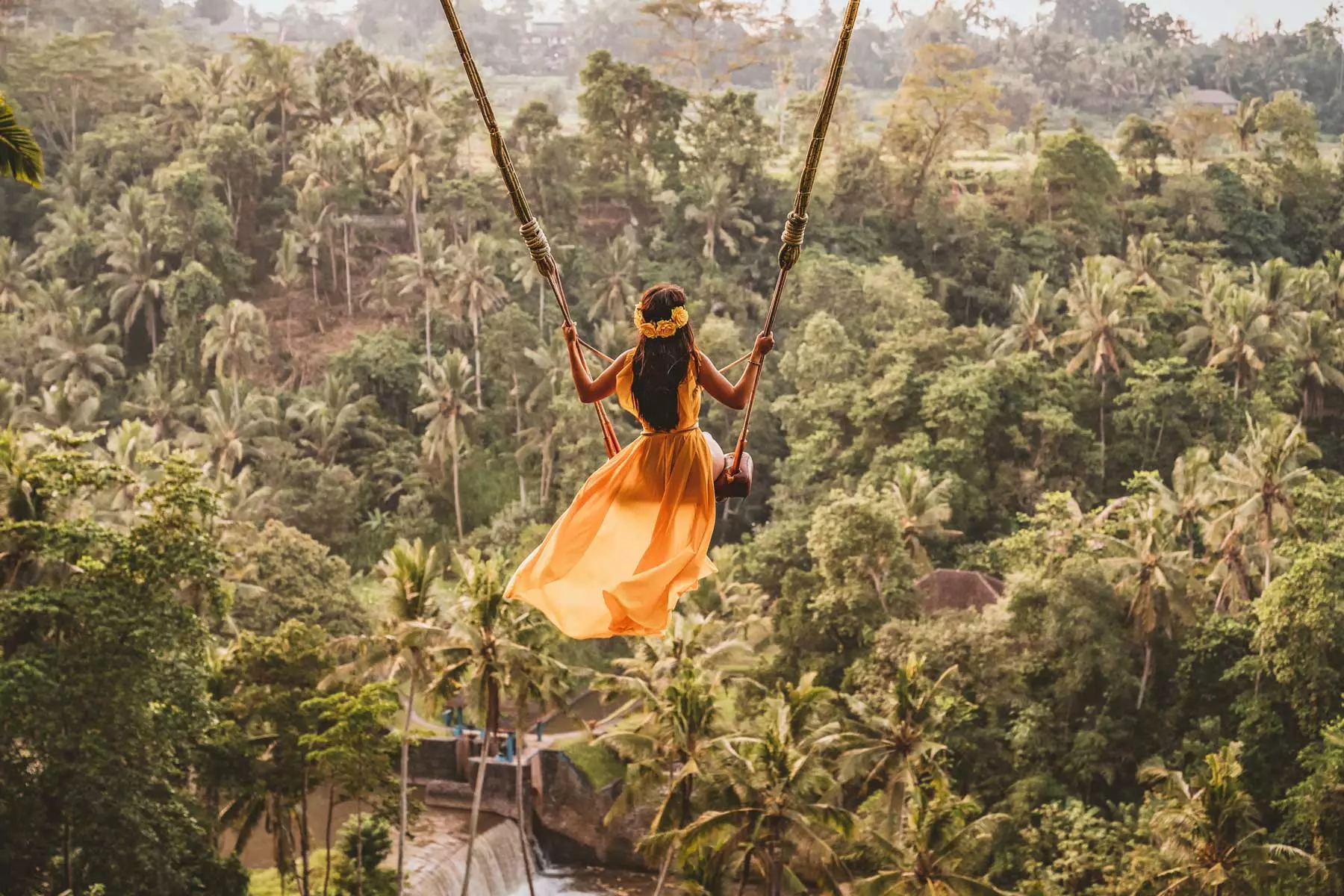 ඉන්දුනීසියාවේ දිගු පැද්දීම සහ වනාන්තර දර්ශනය සහිත කාන්තාවක්