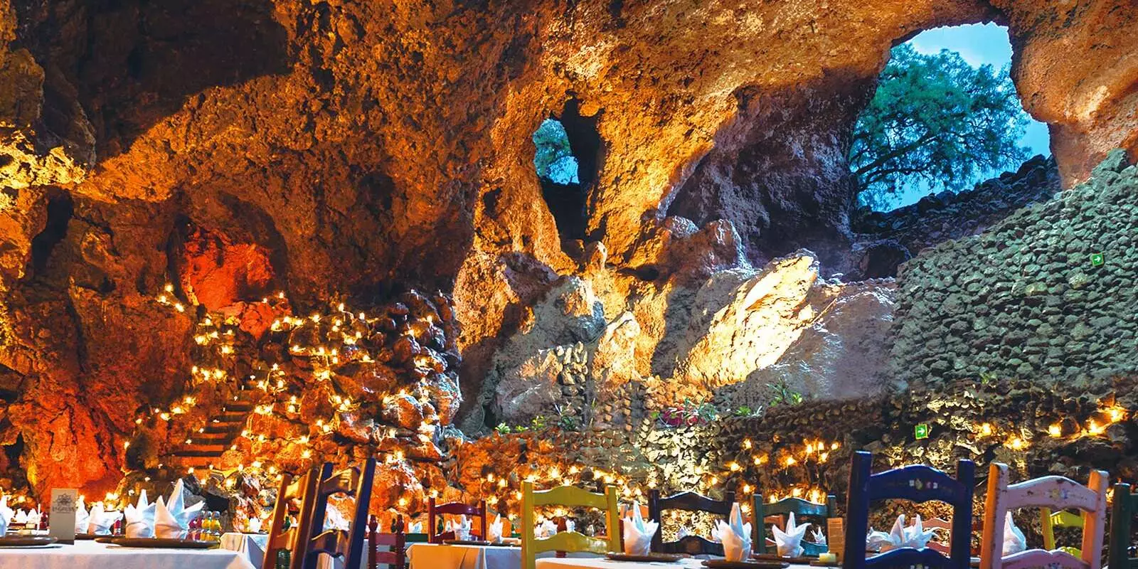 LaGrutaはカラフルなメキシコの洞窟でタコスを提供しています