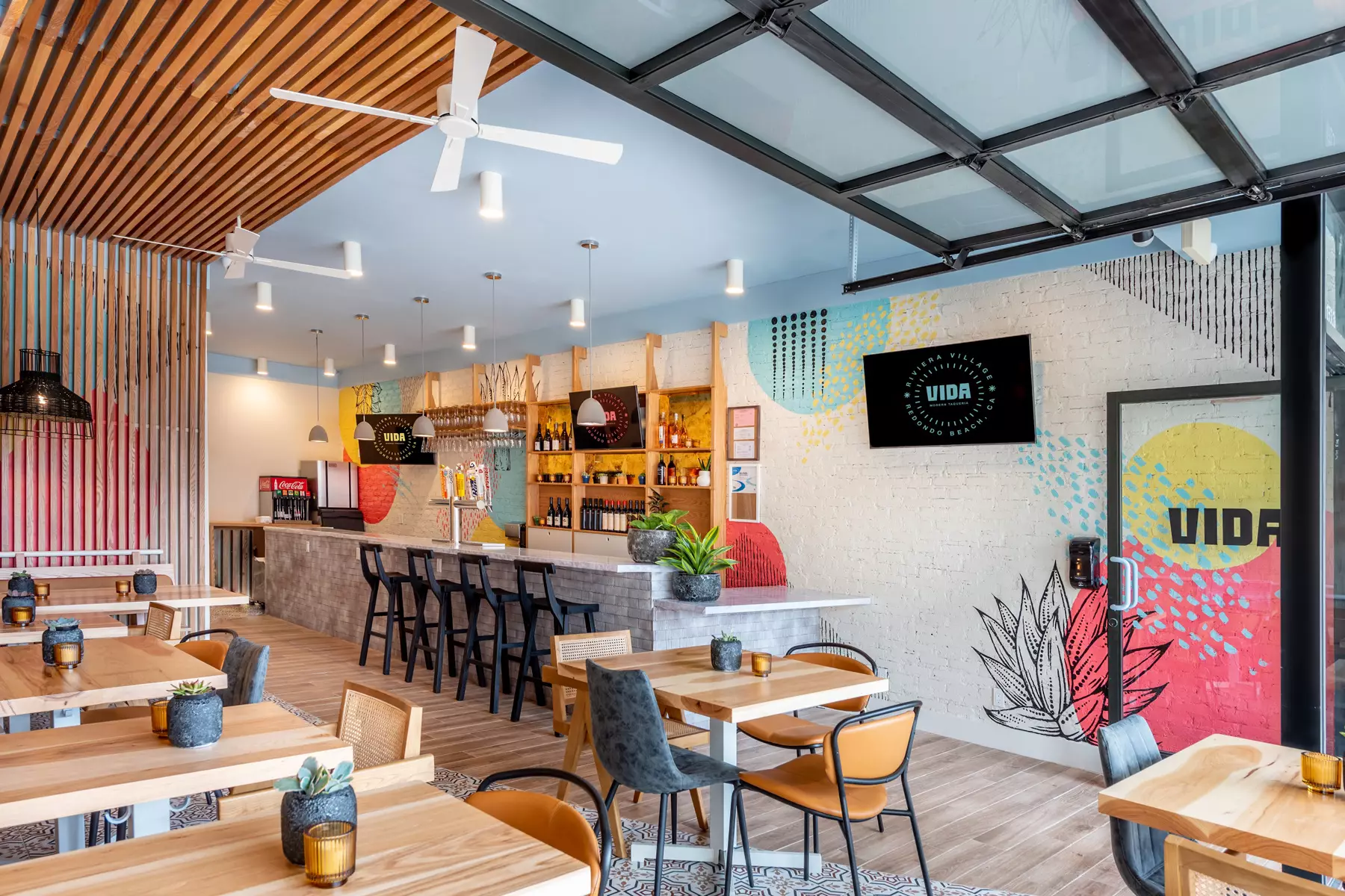 Ruang makan dan bar interior Vida Modern Taqueria dengan dekorasi modern yang hangat