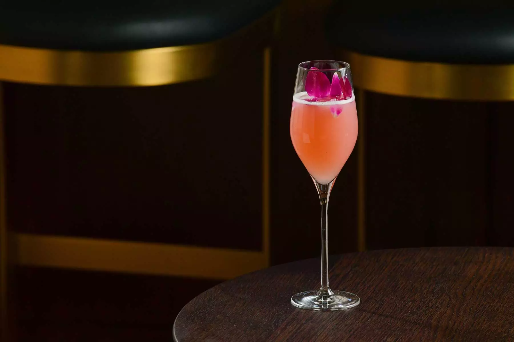 Ounje itankale ati cocktails ni NYC ká Pebble Bar