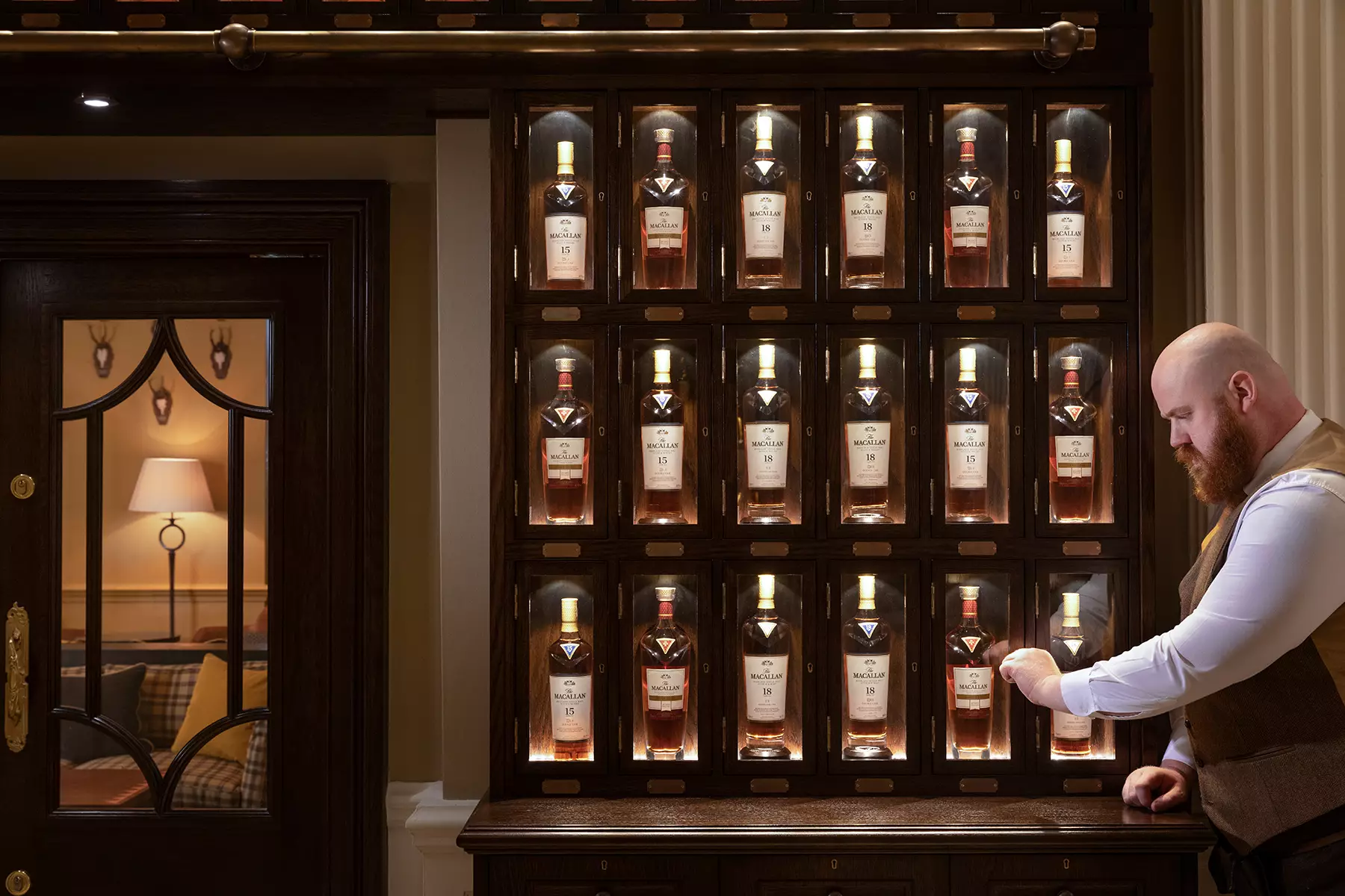 Interieur van de Scotch Club Whisky Keep