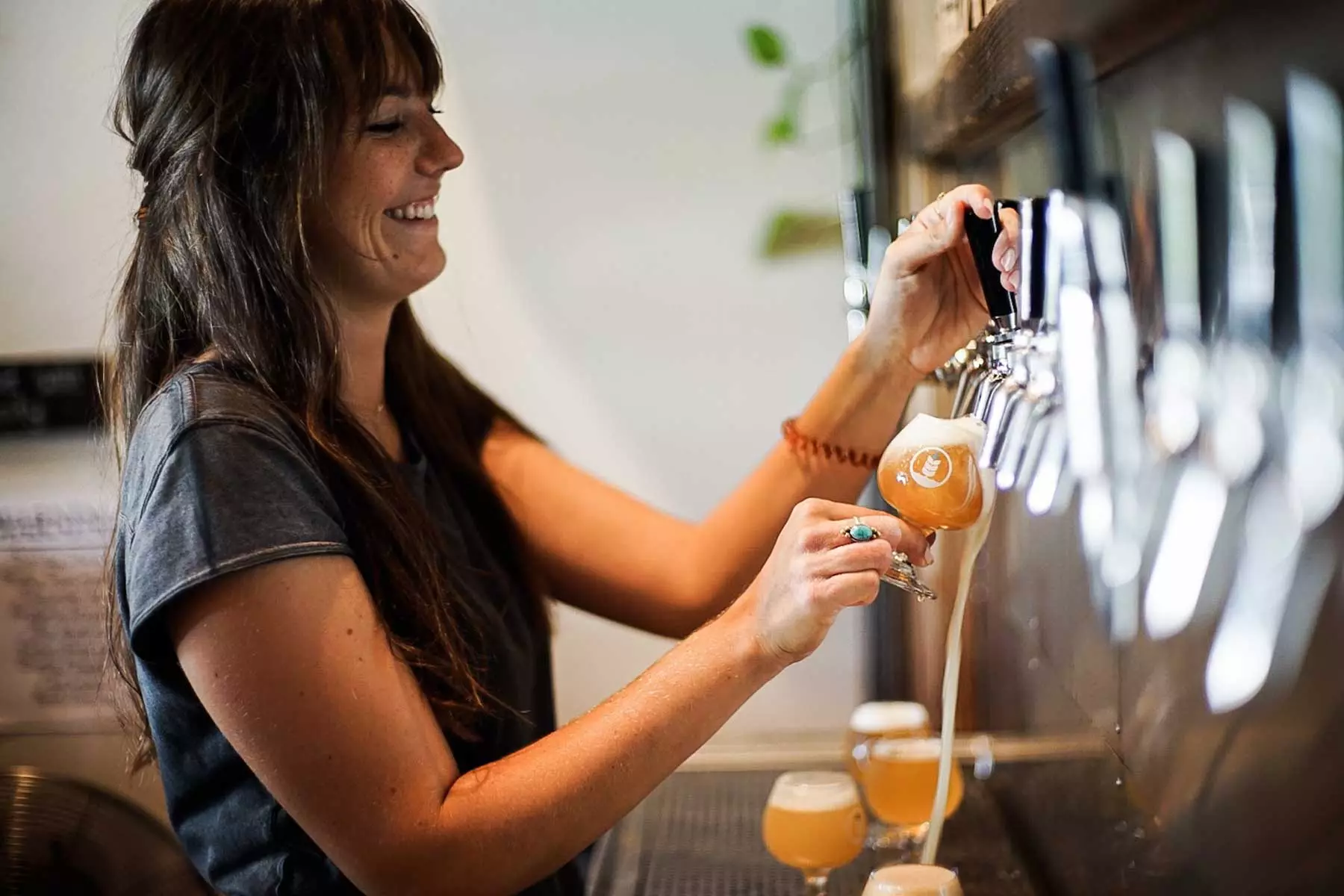 Un barman tirando cervexa en Pure Brewing en San Diego