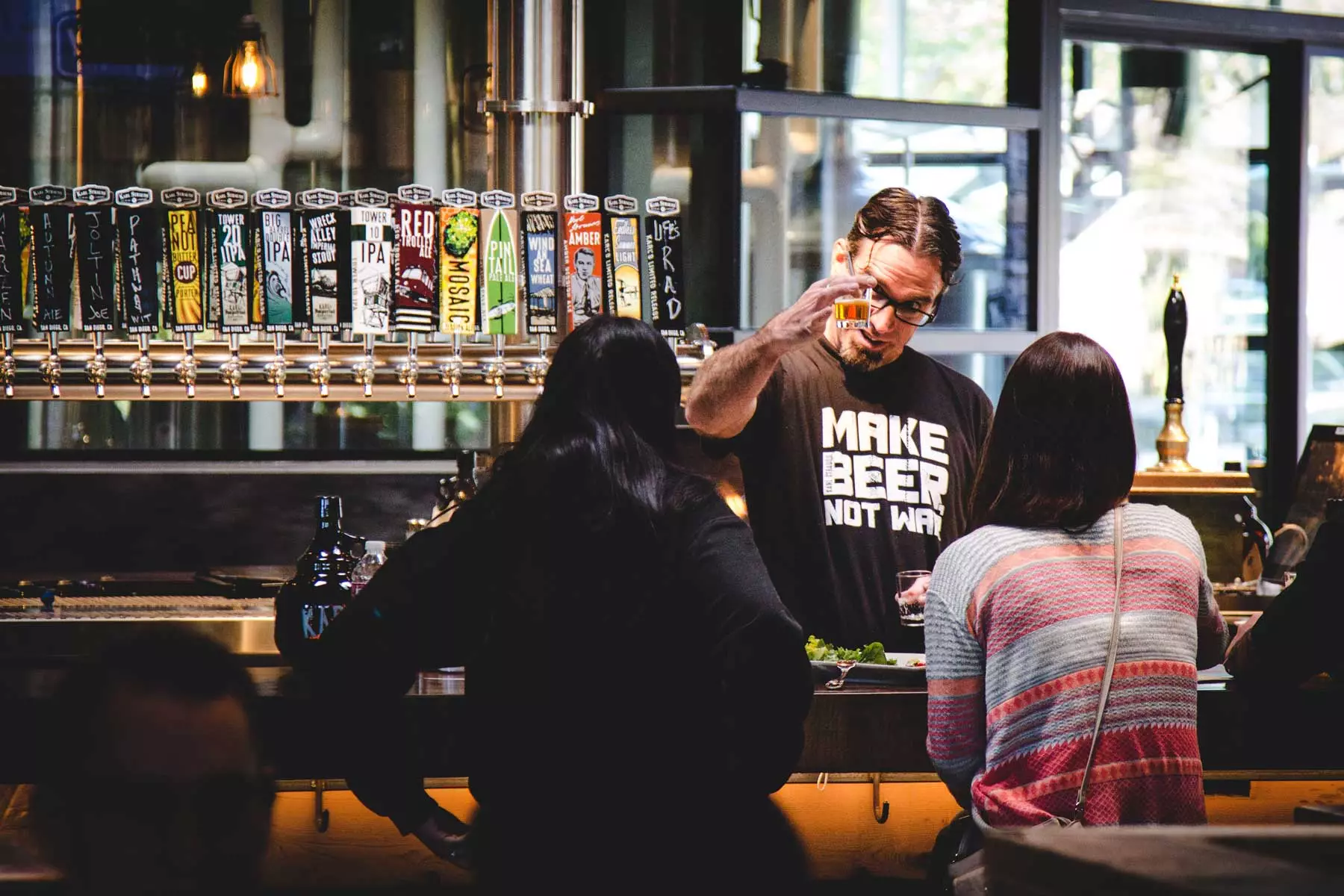 Barman falando cos invitados en Karl Strauss Brewing